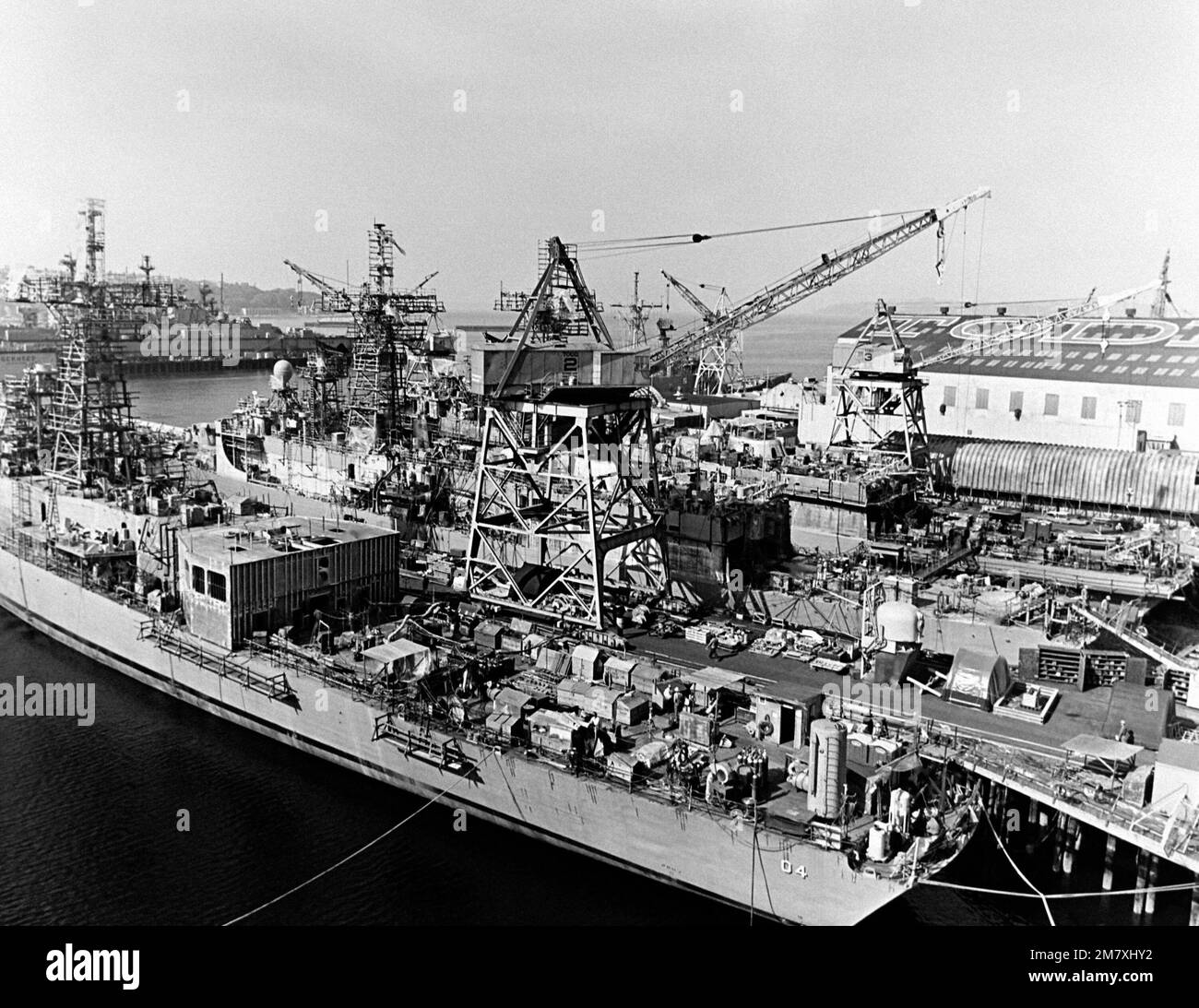 A port quarter view of the guided missile frigate USS CROMMELIN (FFG 37 ...