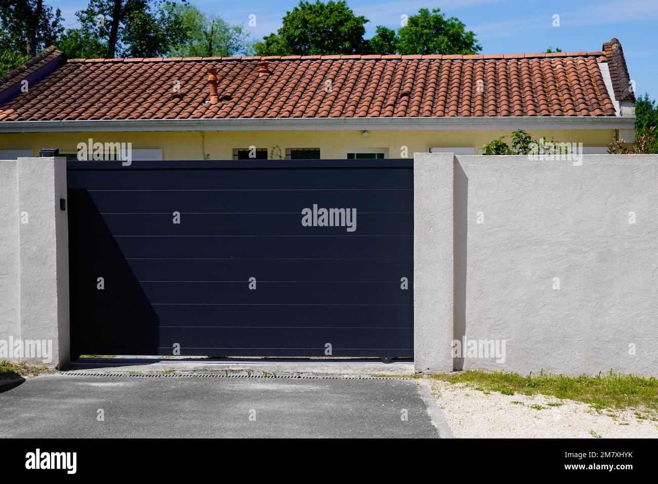 modern grey gate aluminum home portal gray Stock Photo - Alamy