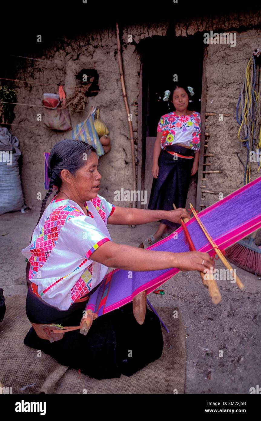 Maya indian weaver hi-res stock photography and images - Alamy