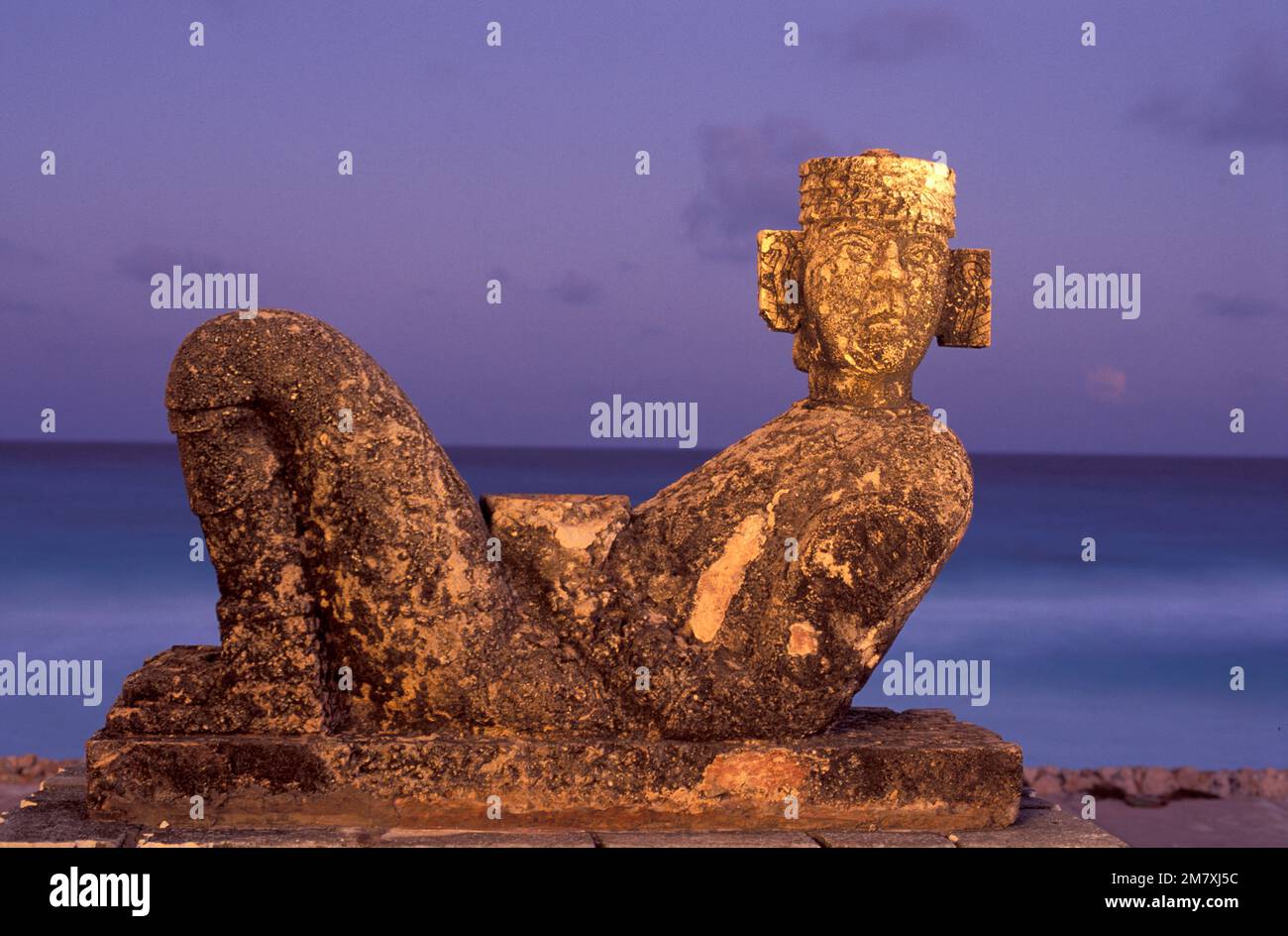 Chacmool Statue, Playa Chacmool, Cancun, Caribbean sea, Estado de ...