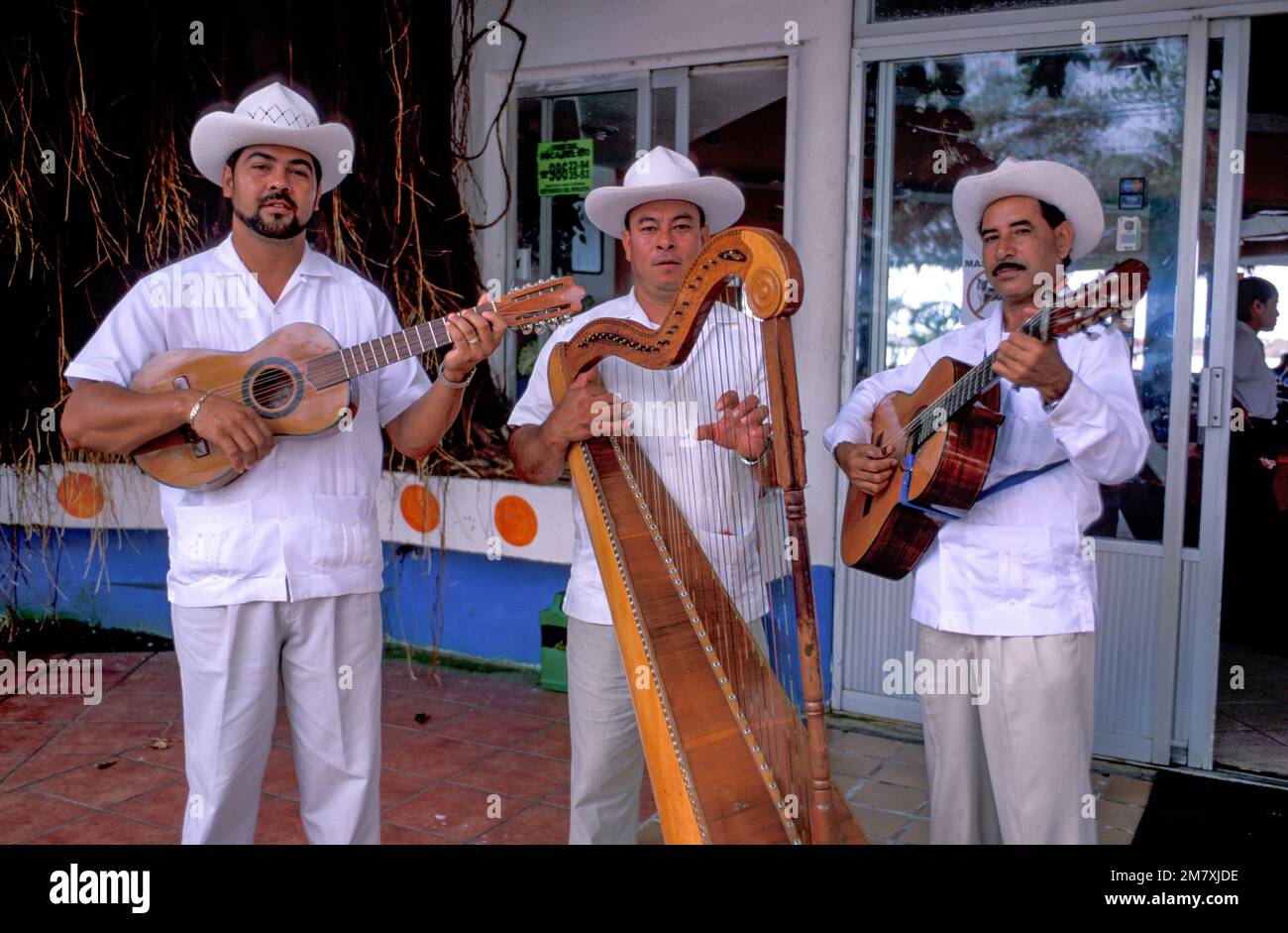 North America, Mexico, Gulf Coast, Vera Cruz, Boca del Rio, local band ...