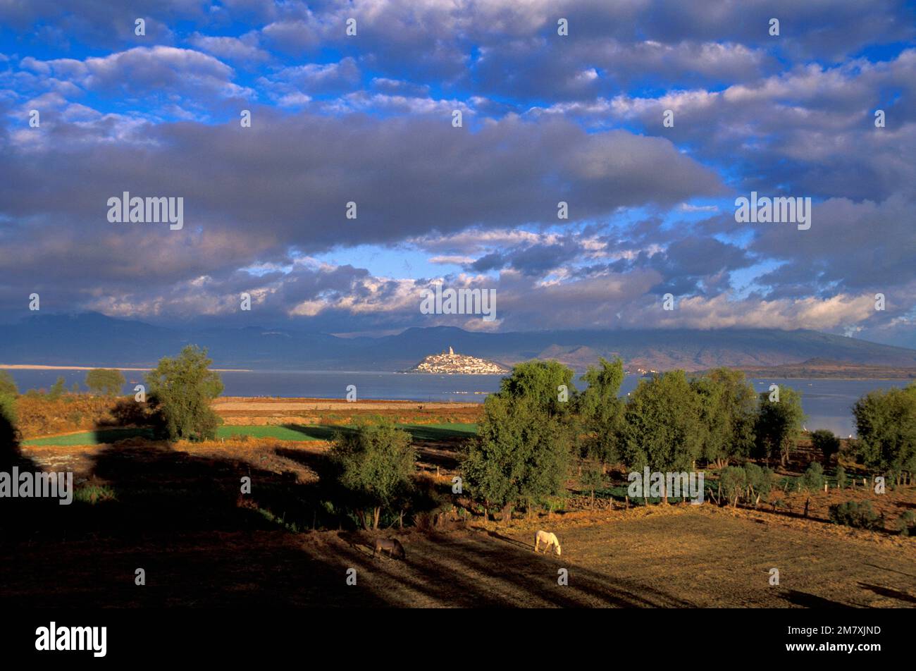 Lago de patzcuaro hi-res stock photography and images - Alamy