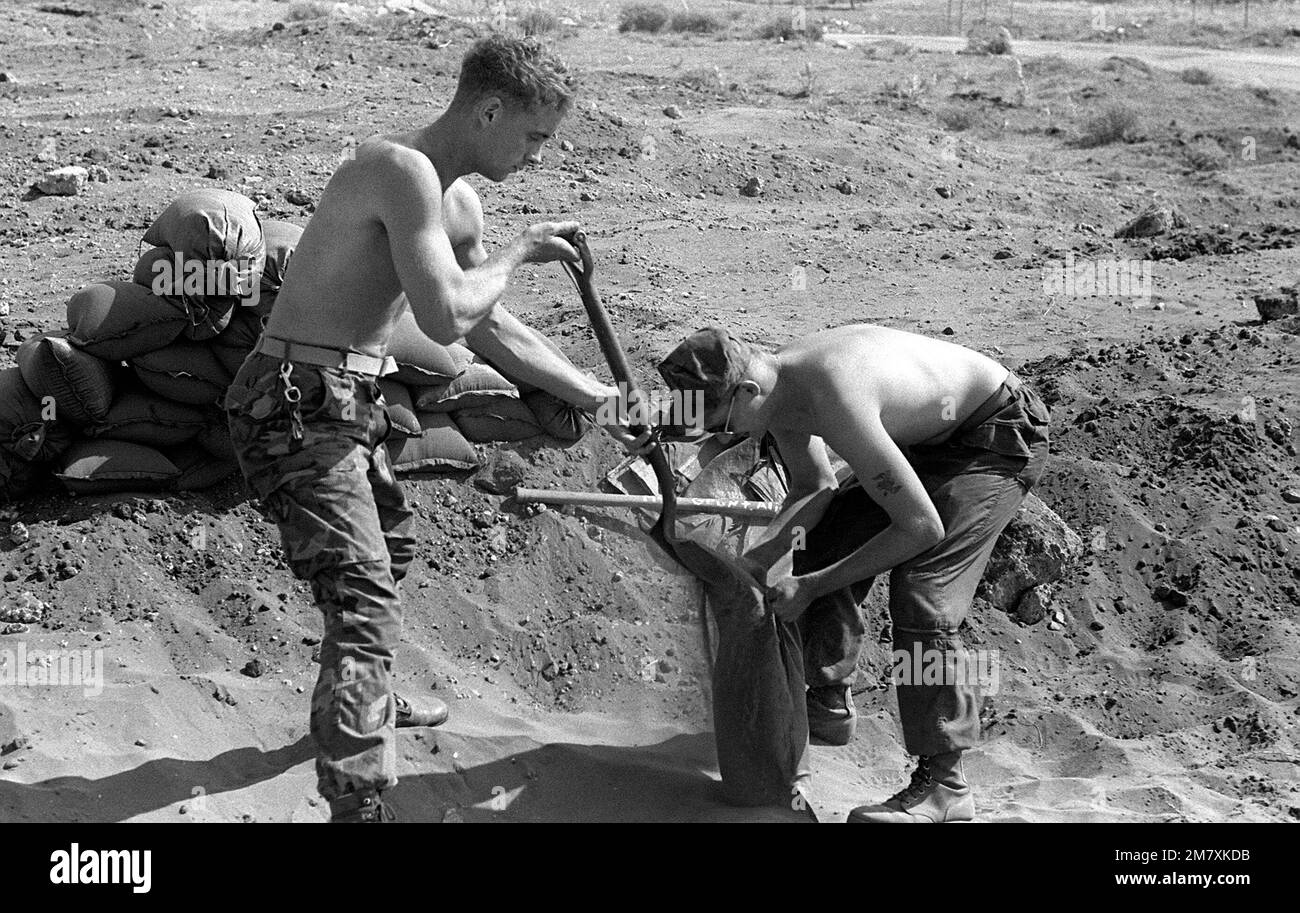 Marines of the 32nd Marine Amphibious Unit prepare defensive positions ...
