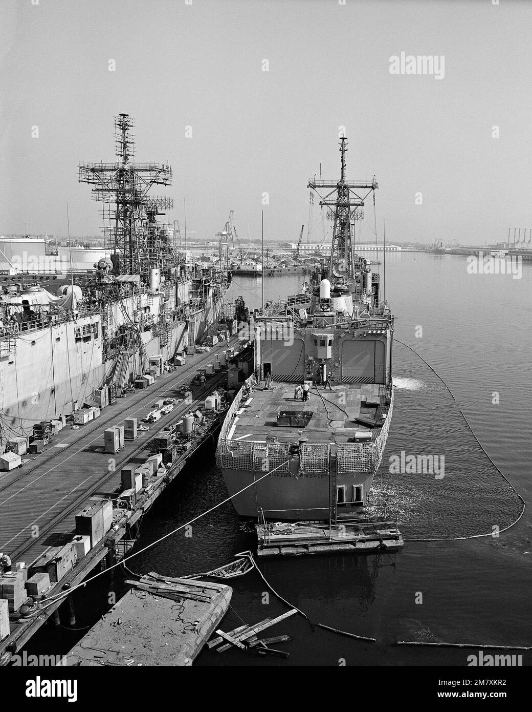 Stern view of the guided missile frigate MAHLON S. TISDALE (FFG 27 ...
