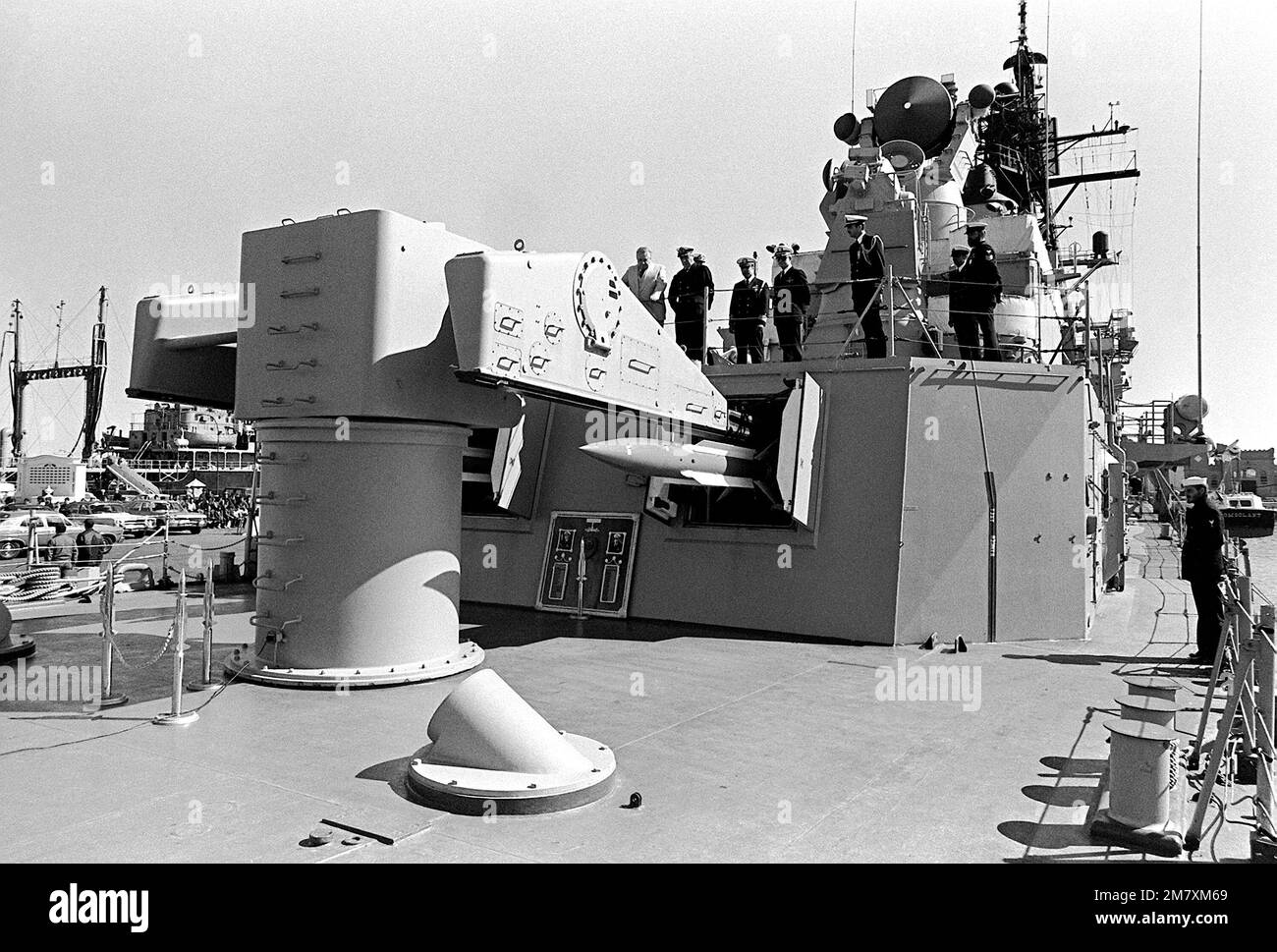 A view of the twin Mark 10 Mod O launcher for Terrier/Standard-ER ...