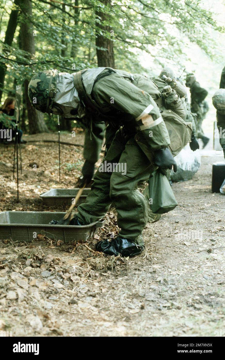 Army personnel from the 4th Infantry Division undergo chemical warfare ...