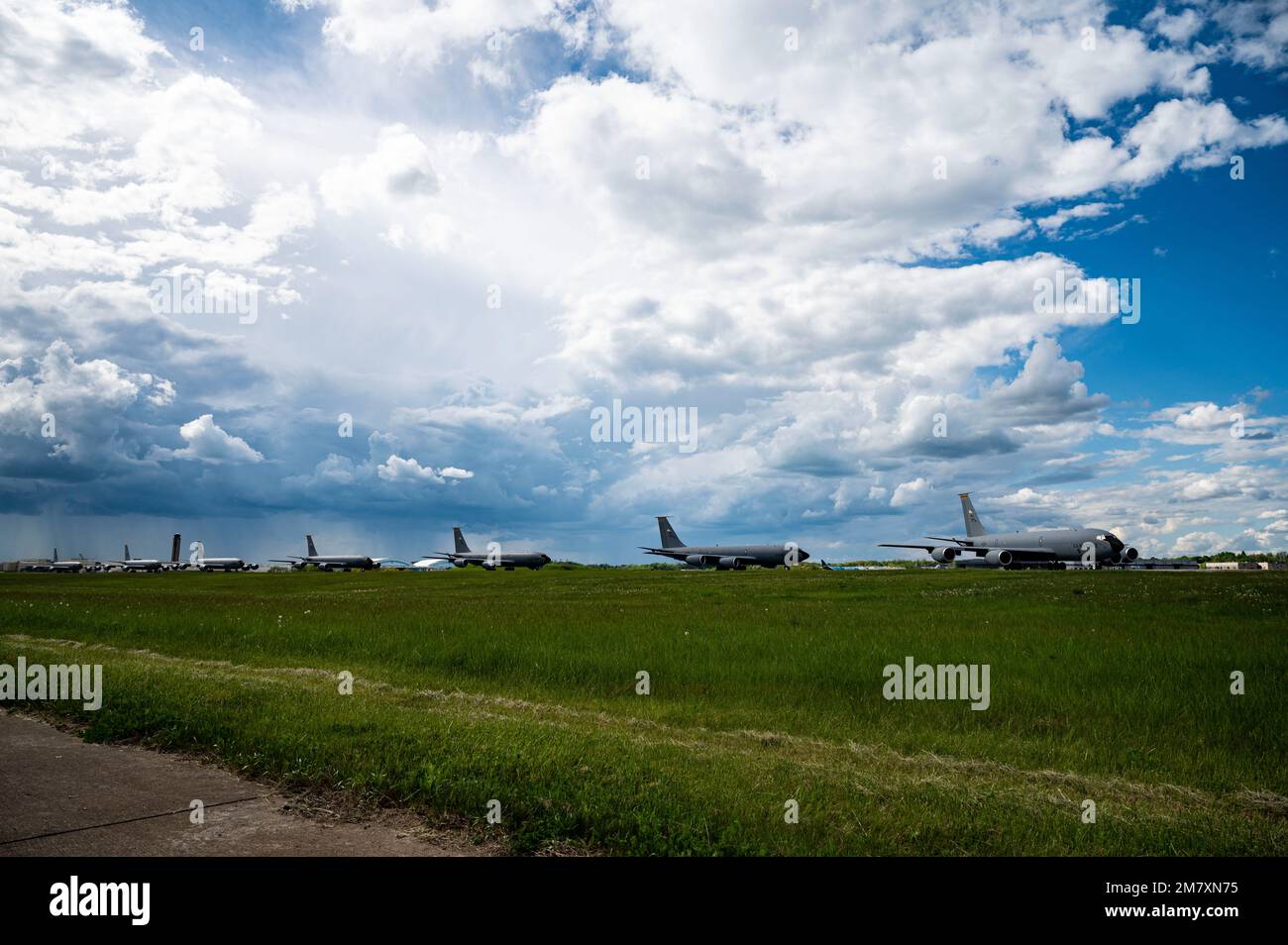 Multiple aircraft on runway hi-res stock photography and images - Alamy
