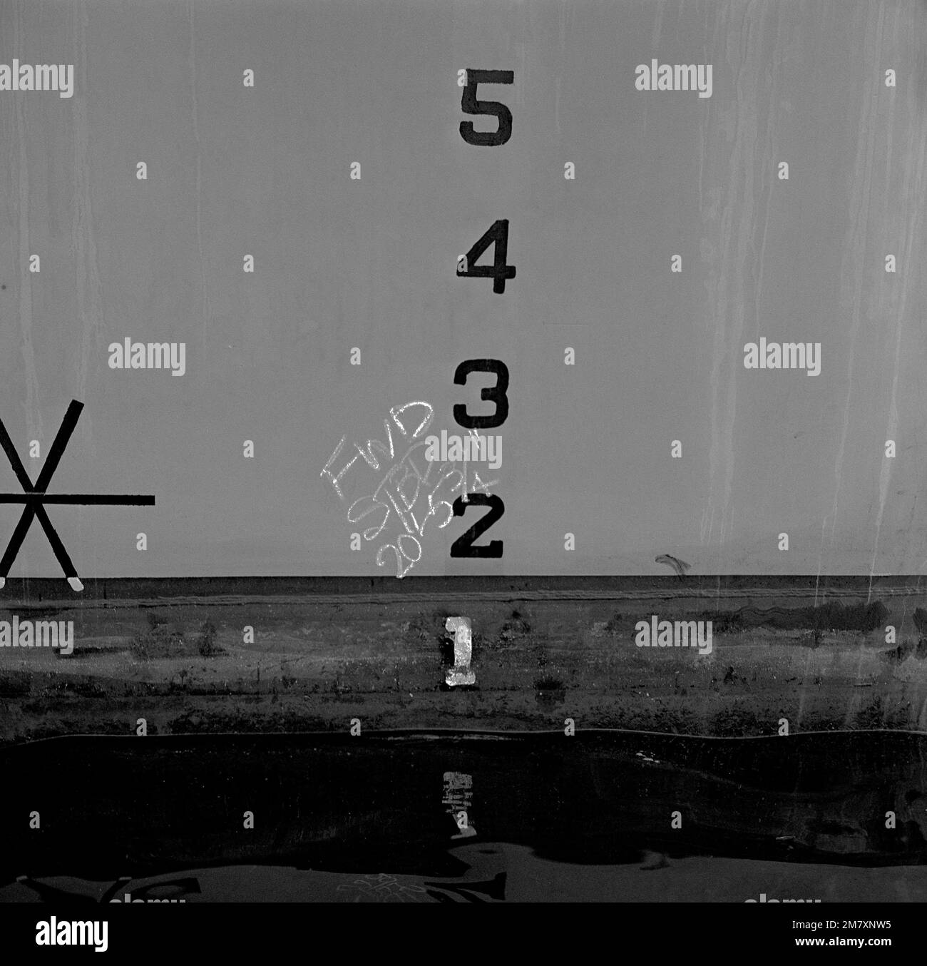 Ship draft markings hi-res stock photography and images - Alamy