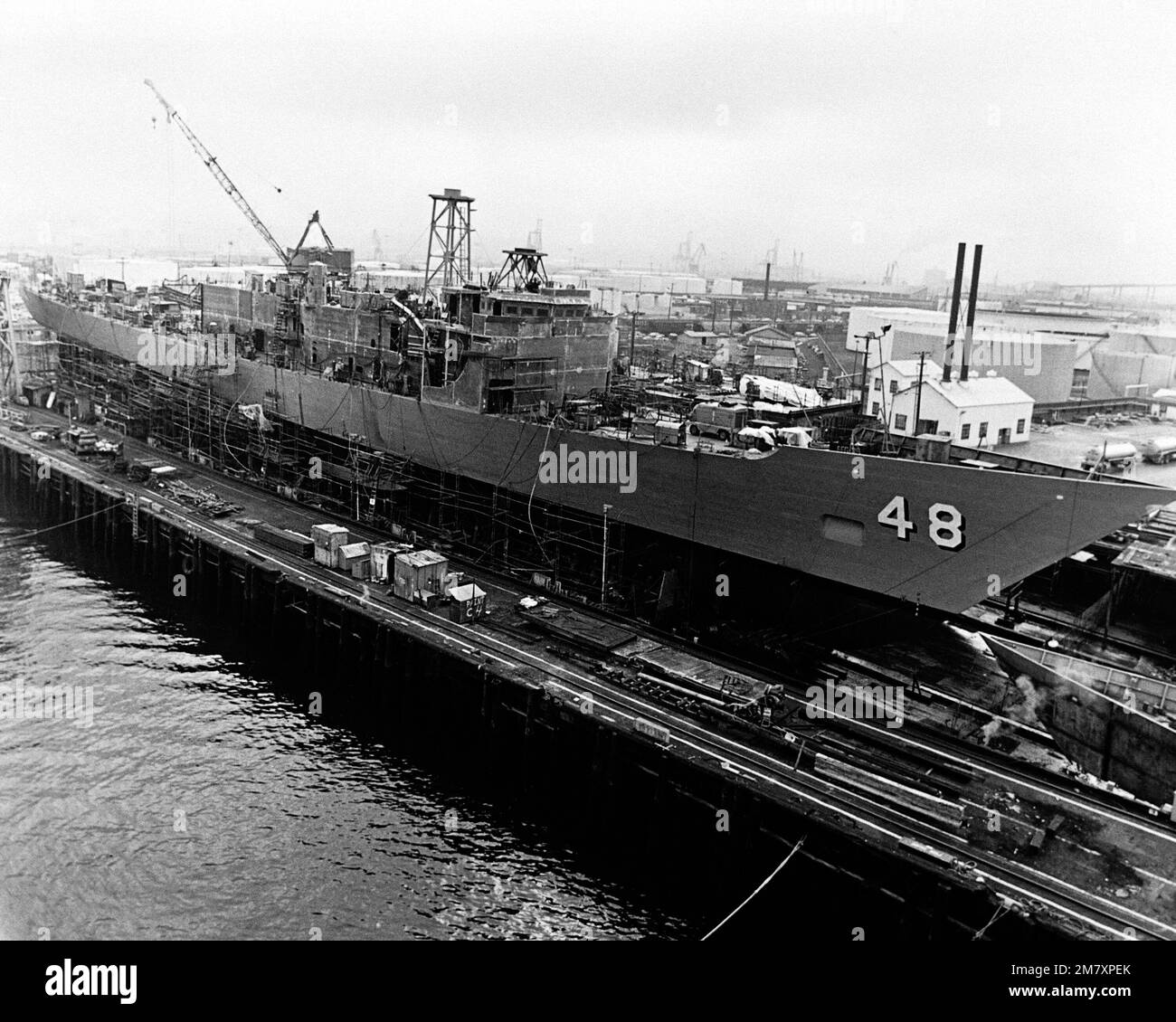 A starboard bow view of the guided missile frigate Vandergrift (FFG 48 ...