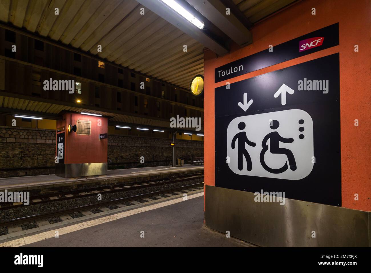 Large signs indicate the facilities for passengers on the platforms of ...