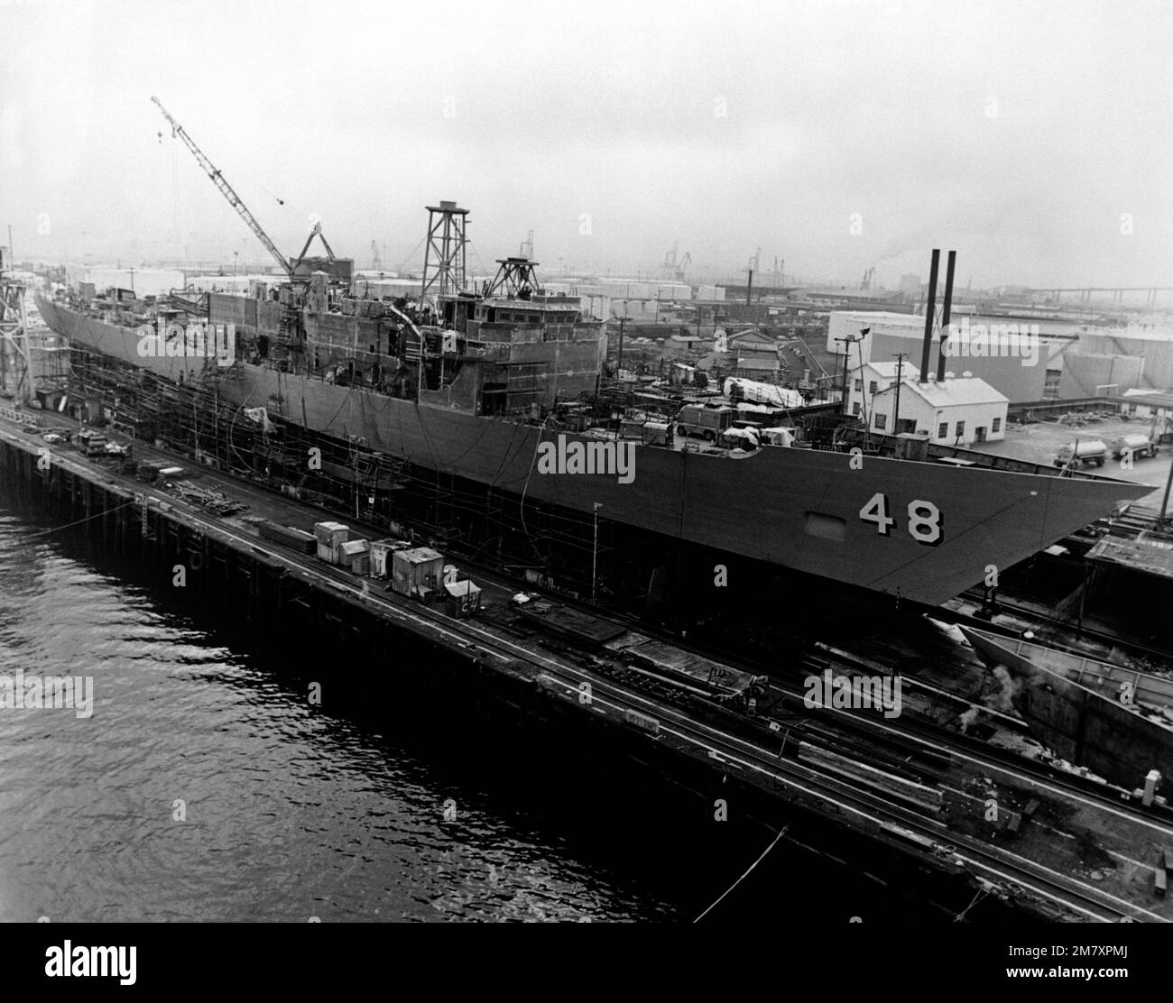 Starboard bow view of the guided missile frigate VANDEGRIFT (FFG-48 ...