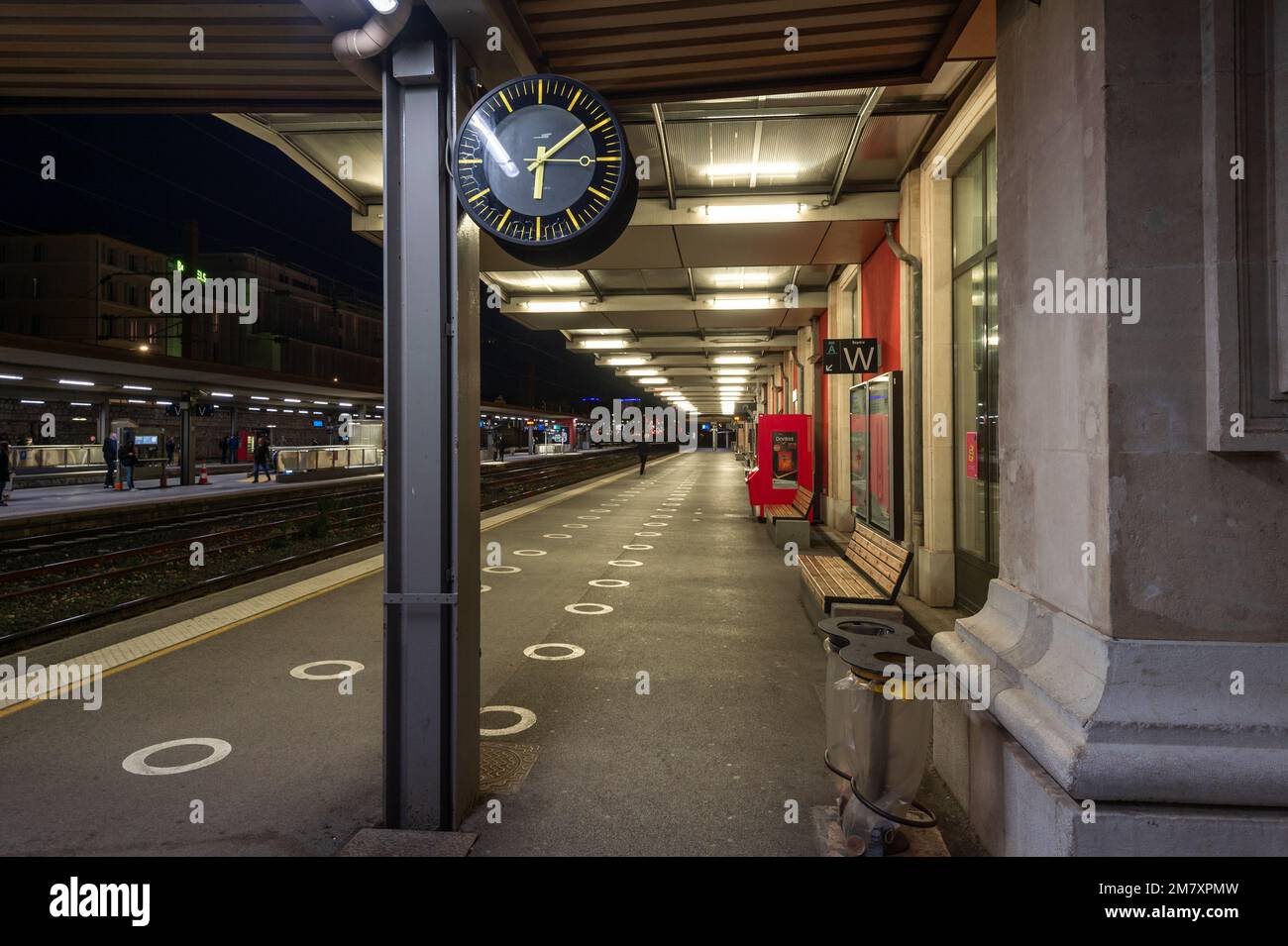 View of the boarding platform for the train to Nice at Toulon railway ...