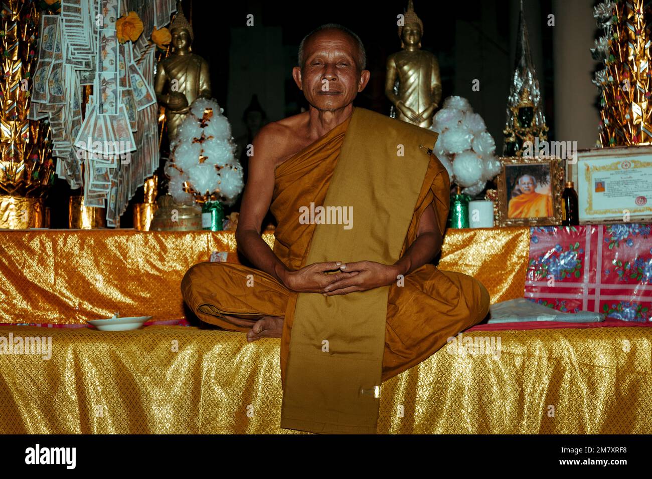 Zen monks meditating hi-res stock photography and images - Alamy