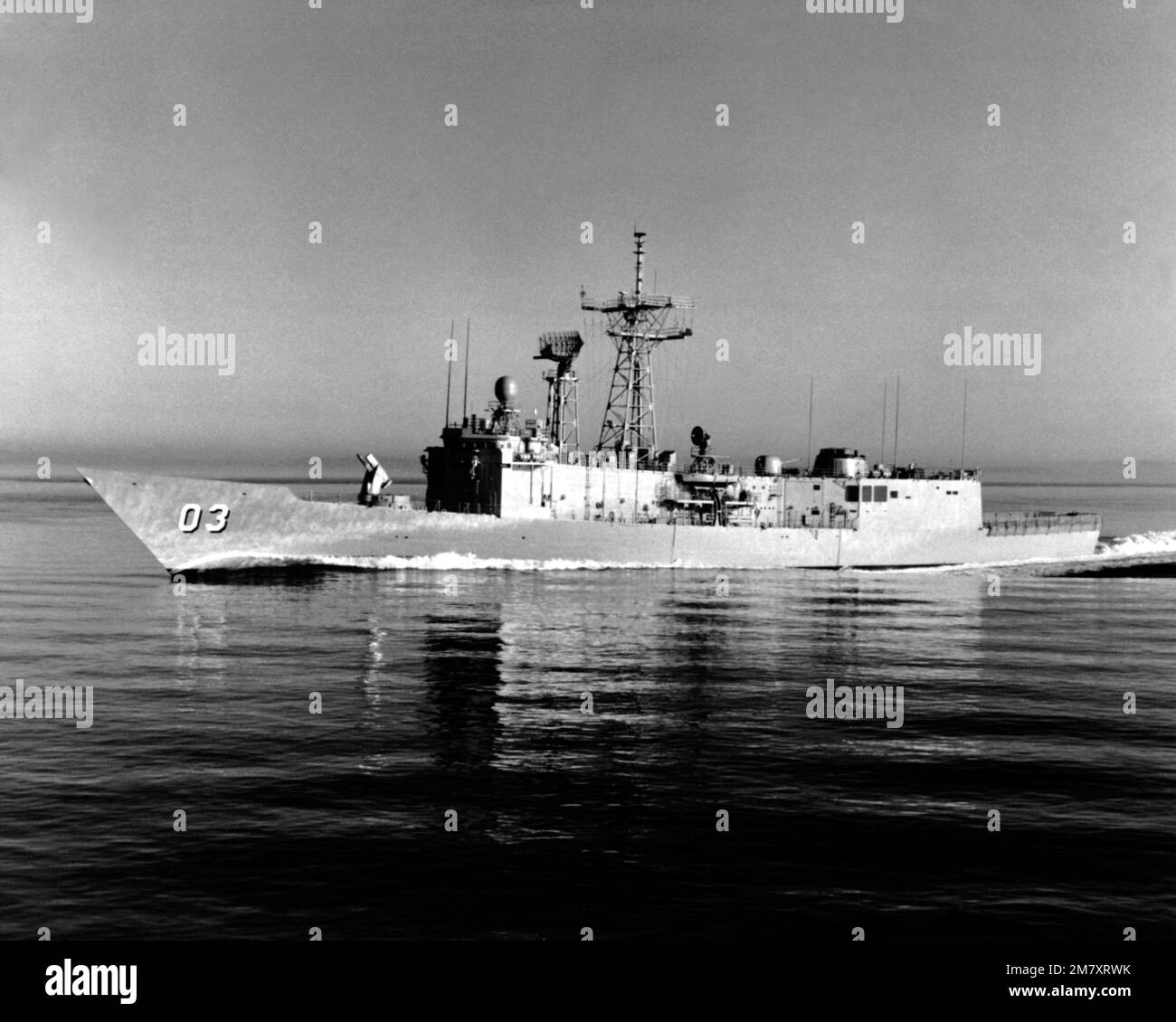 Aerial port bow view of the Australian frigate HMAS SYDNEY (FFG-03 ...