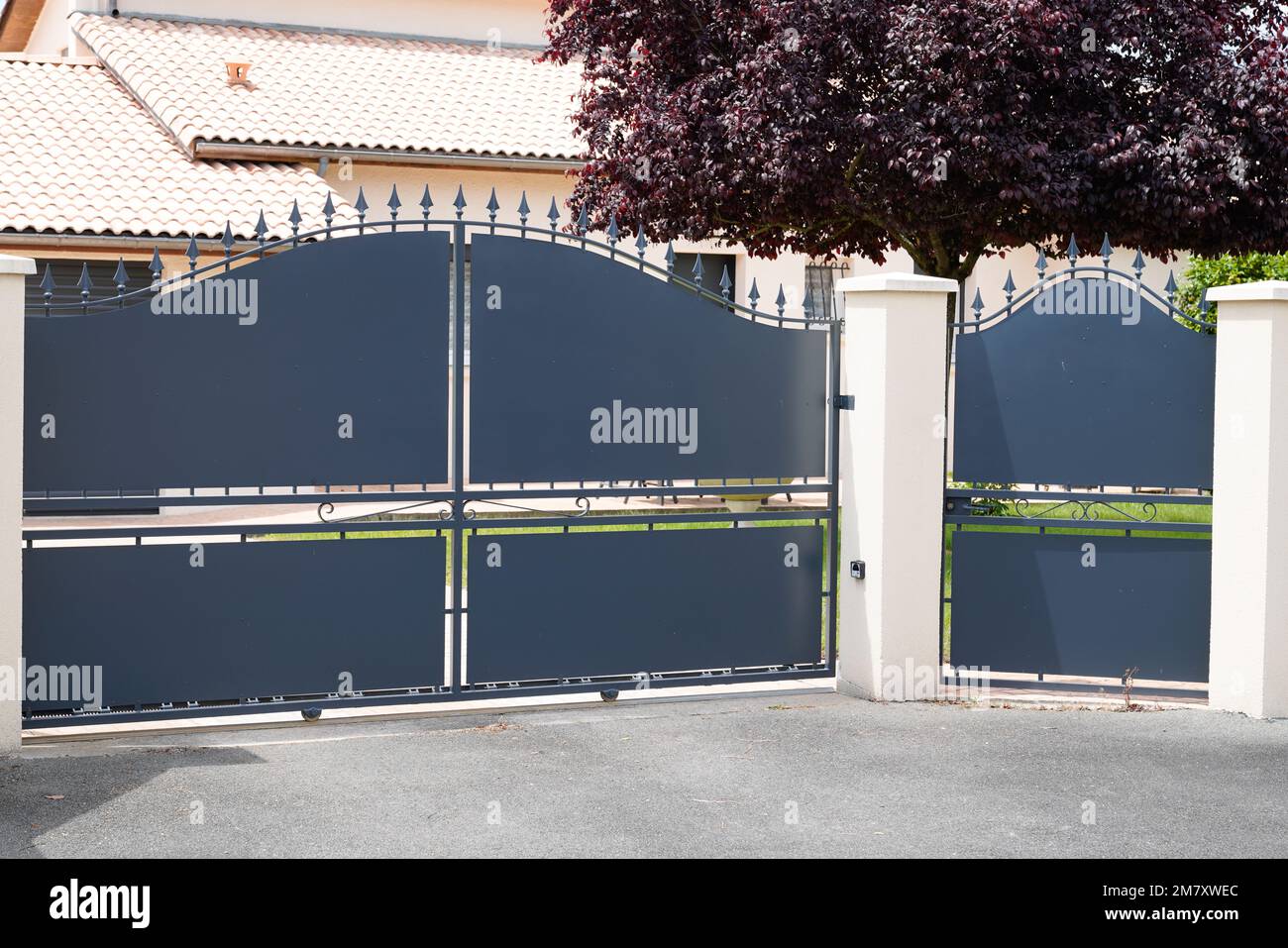 Metal wicket gate hi-res stock photography and images - Alamy