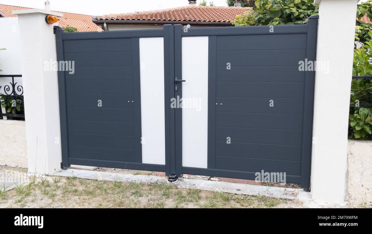 Gray closed gate city hi-res stock photography and images - Alamy