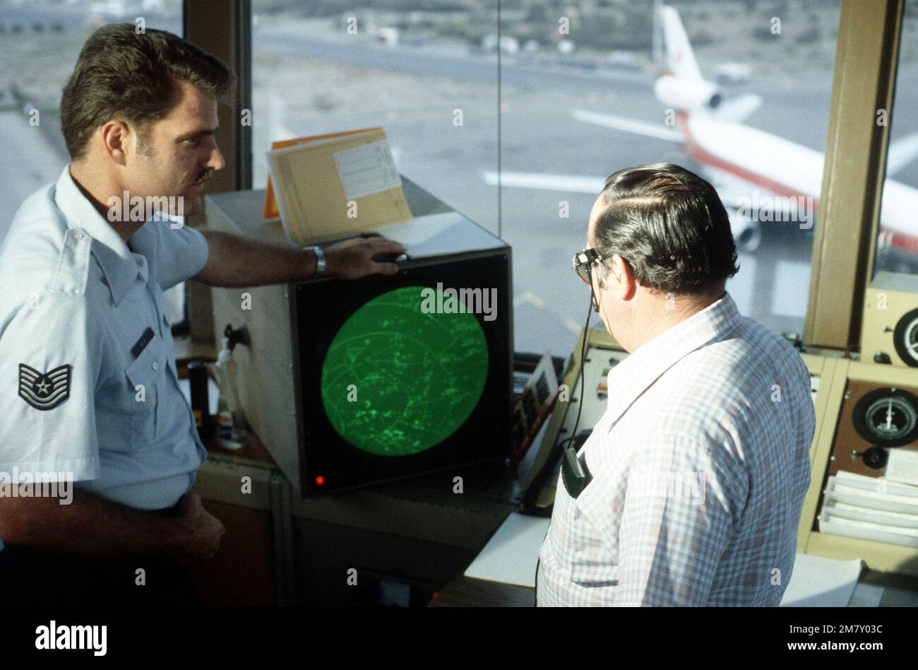 Air traffic control radar scope hi-res stock photography and images - Alamy