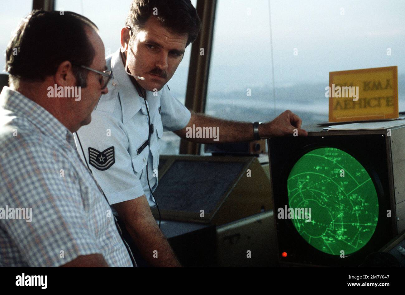 Air traffic control radar scope hi-res stock photography and images - Alamy