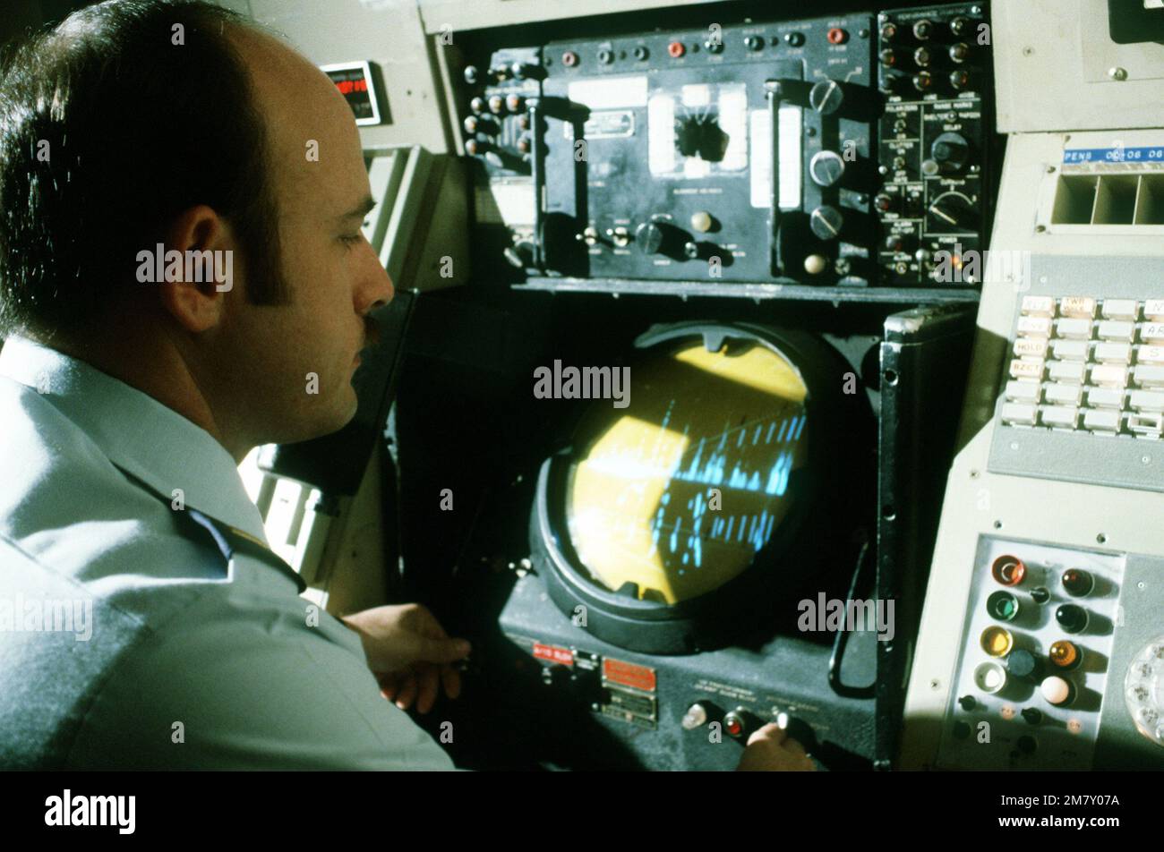 Approach radar hi-res stock photography and images - Alamy