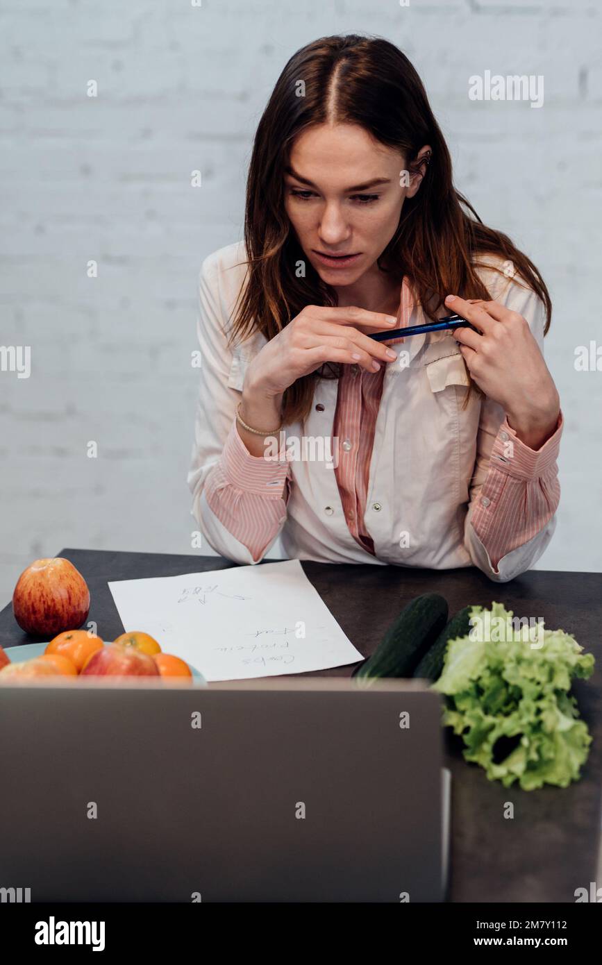 Female doctor computer notes hi-res stock photography and images - Alamy