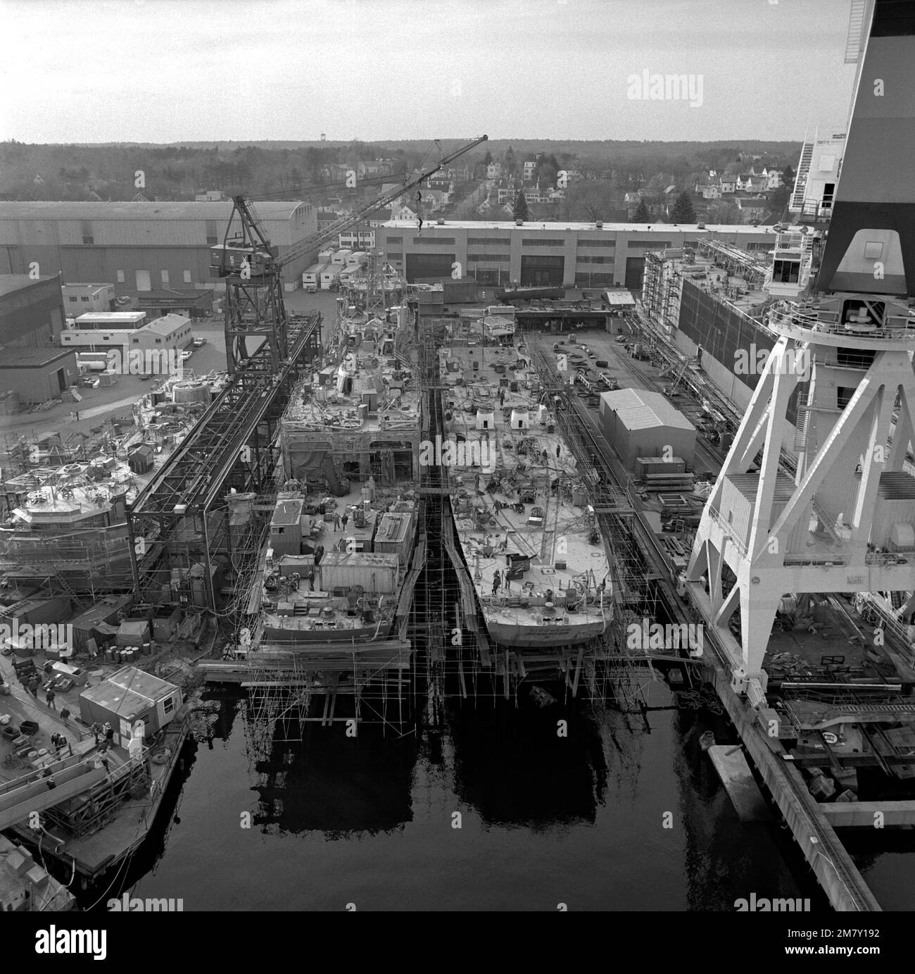 An elevated stern view of the guided missile frigate NICHOLAS (FFG-47 ...