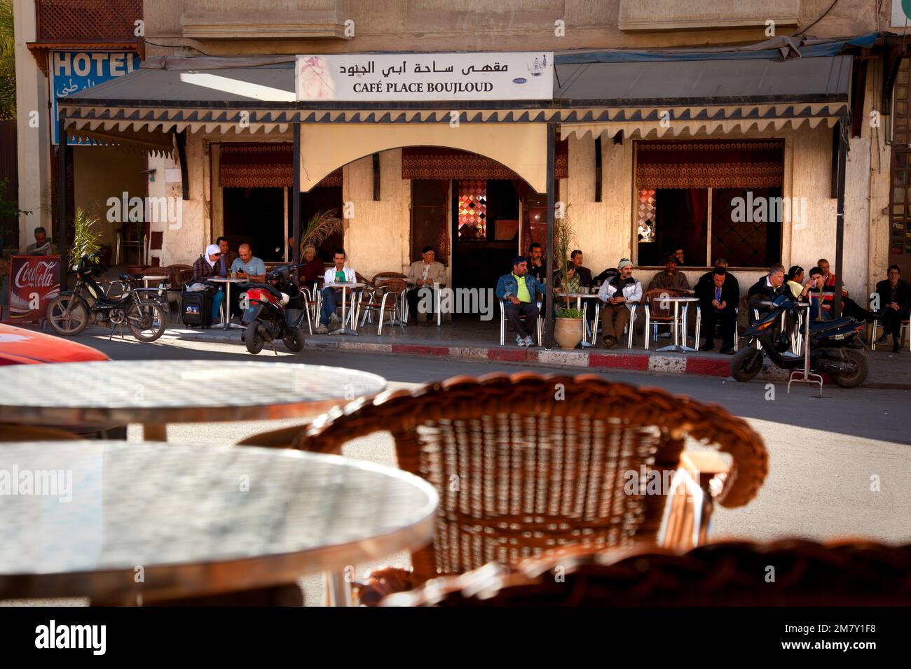 Afternoon tea group around table hi-res stock photography and images ...