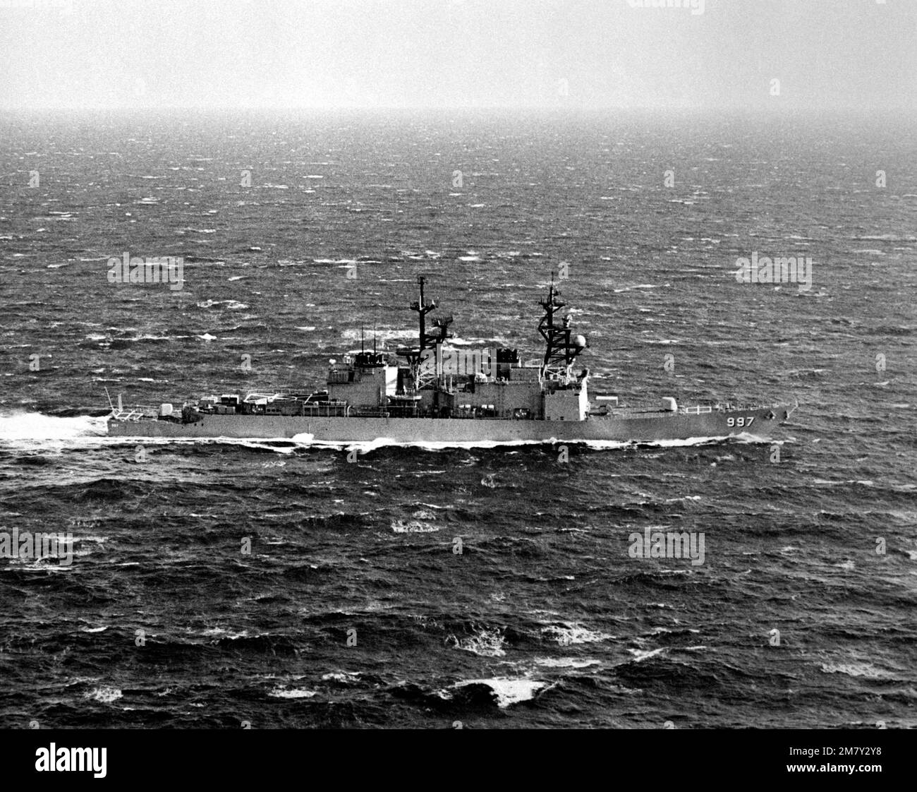 Aerial starboard beam view of the destroyer USS HAYLER (DD-997 ...