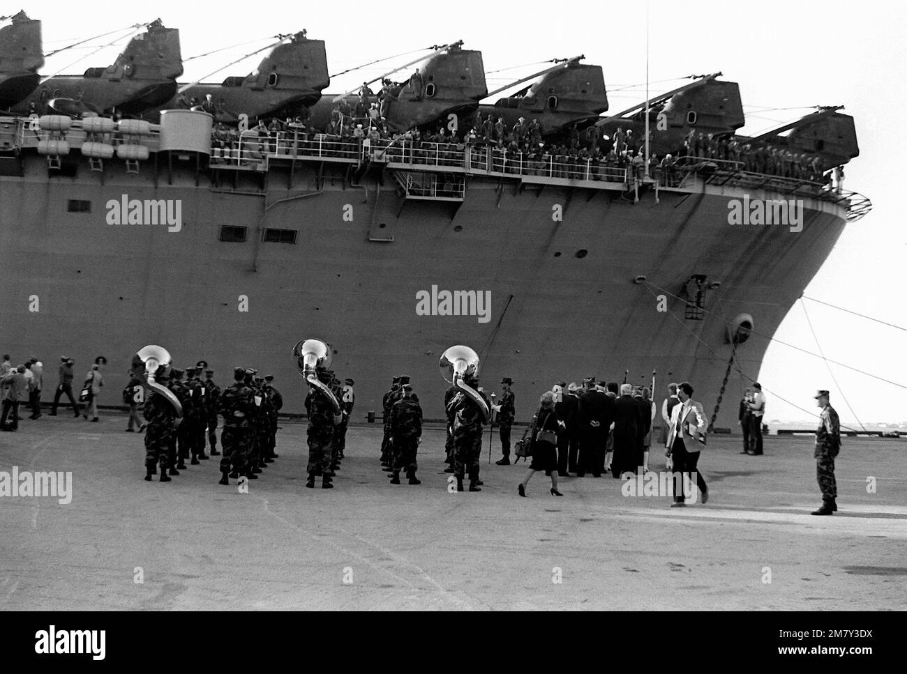 The 2nd Marine Division Band plays as the 32nd Marine Amphibious Unit ...
