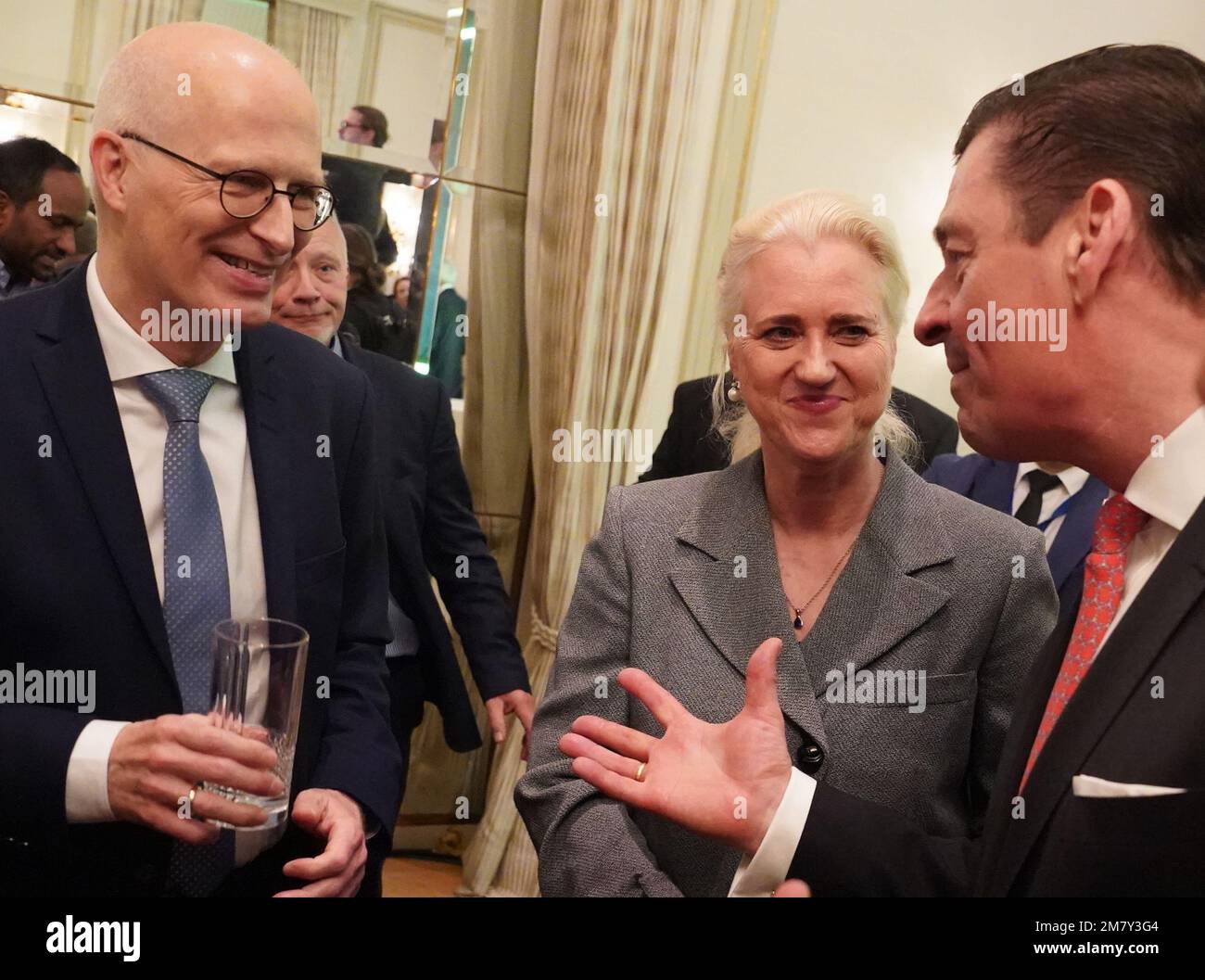 Hamburg, Germany. 11th Jan, 2023. Peter Tschentscher (l, SPD), First ...