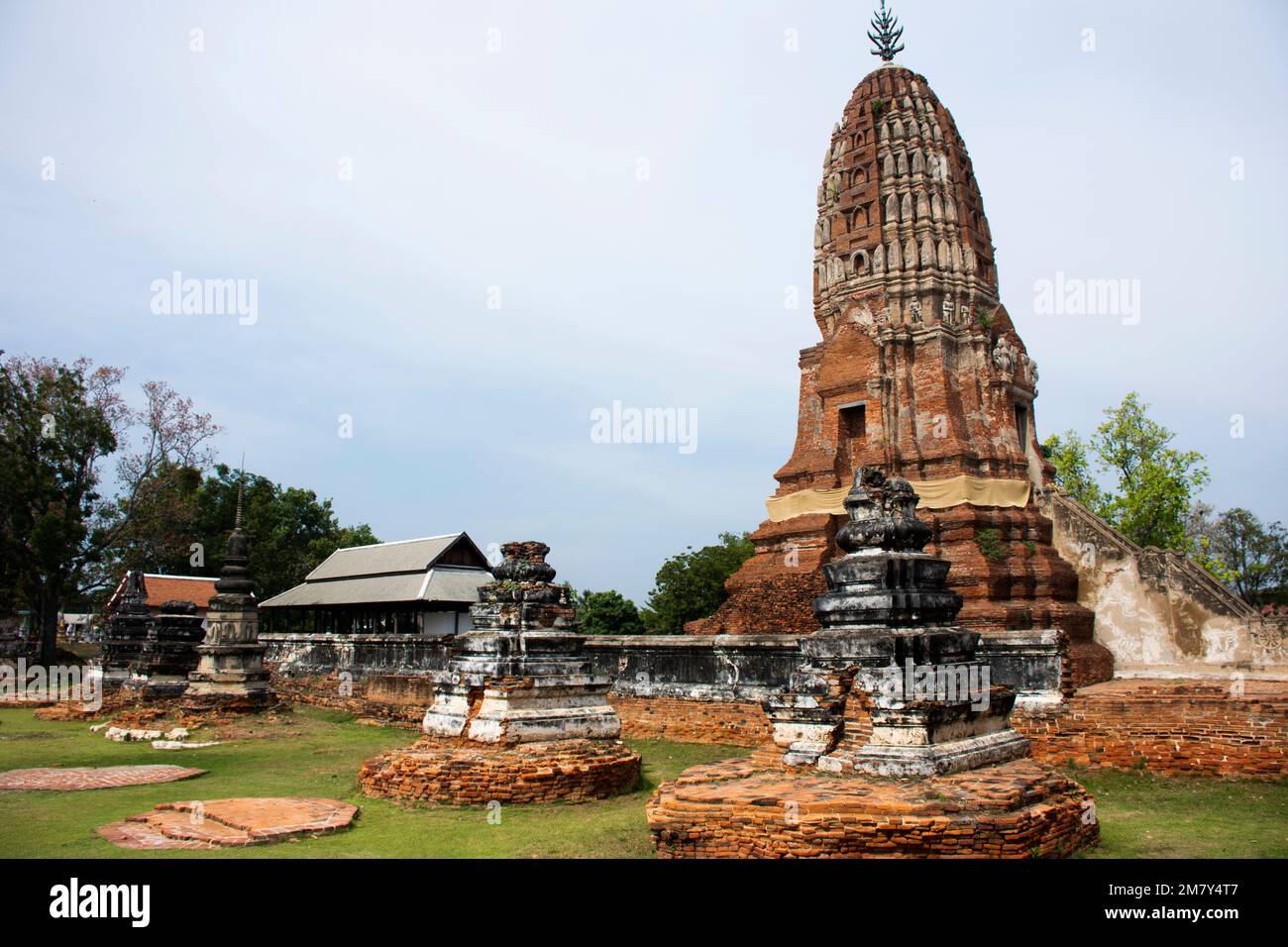 Ancient stupa ruins chedi prang of Wat Phra Si Rattana Mahathat temple ...