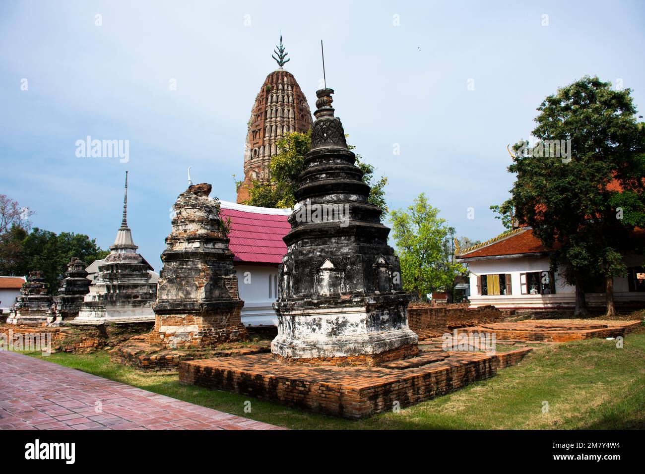 Ancient stupa ruins chedi prang of Wat Phra Si Rattana Mahathat temple ...