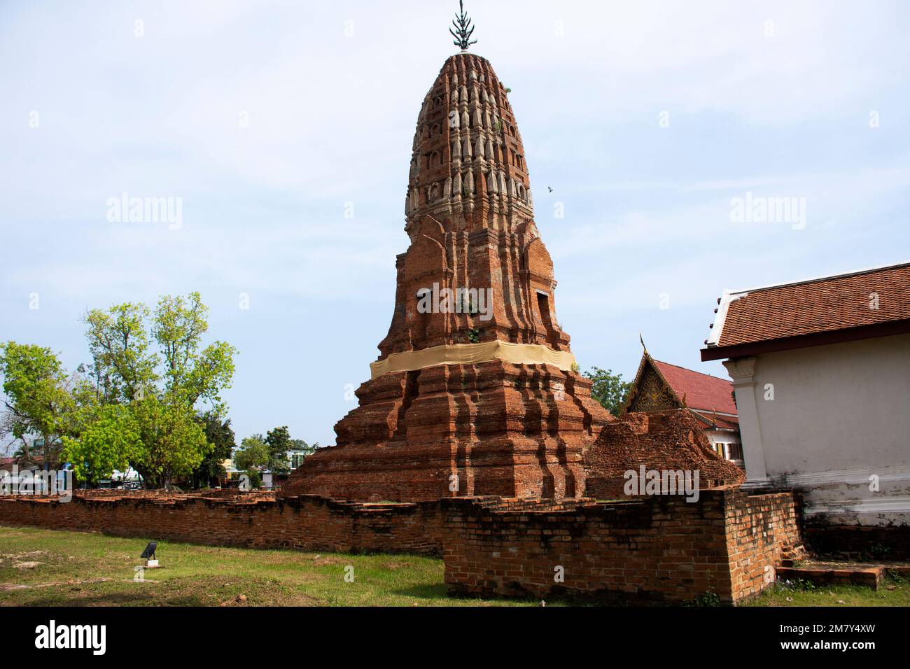 Ancient stupa ruins chedi prang of Wat Phra Si Rattana Mahathat temple ...
