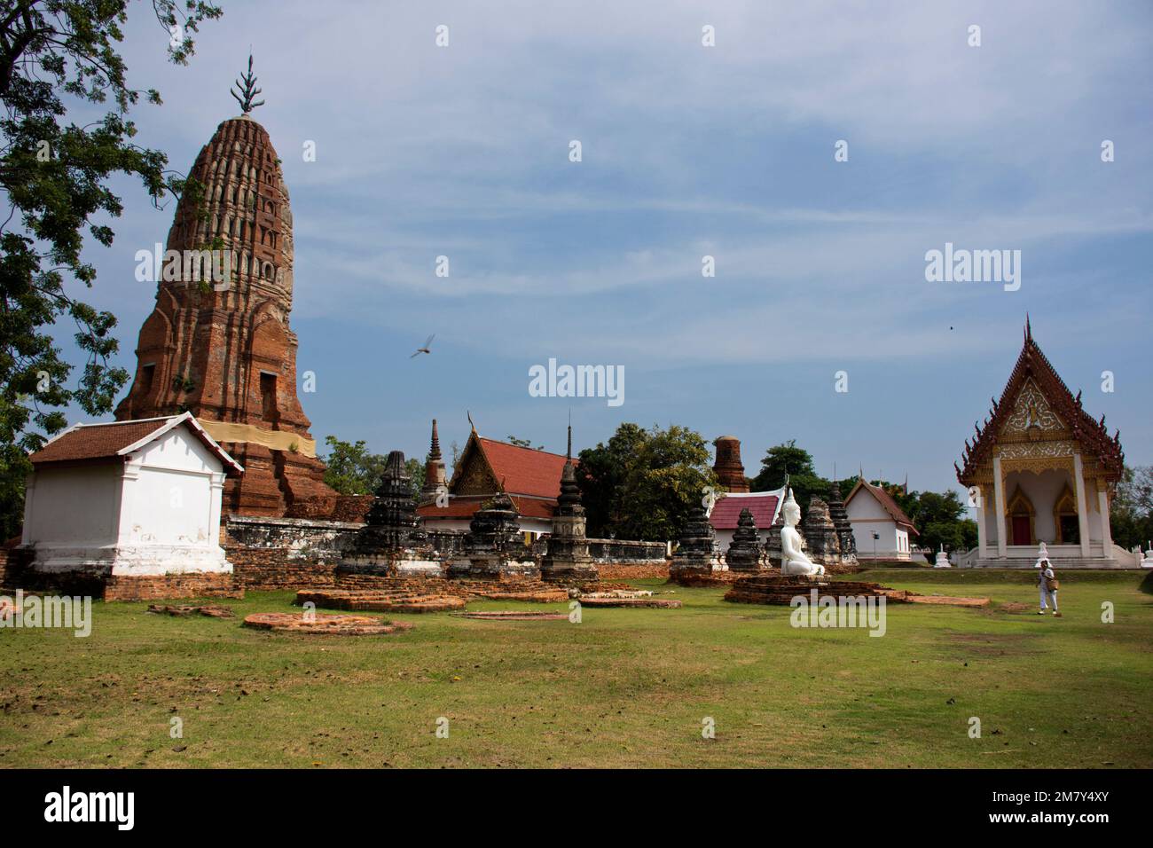Ancient stupa ruins chedi prang of Wat Phra Si Rattana Mahathat temple ...