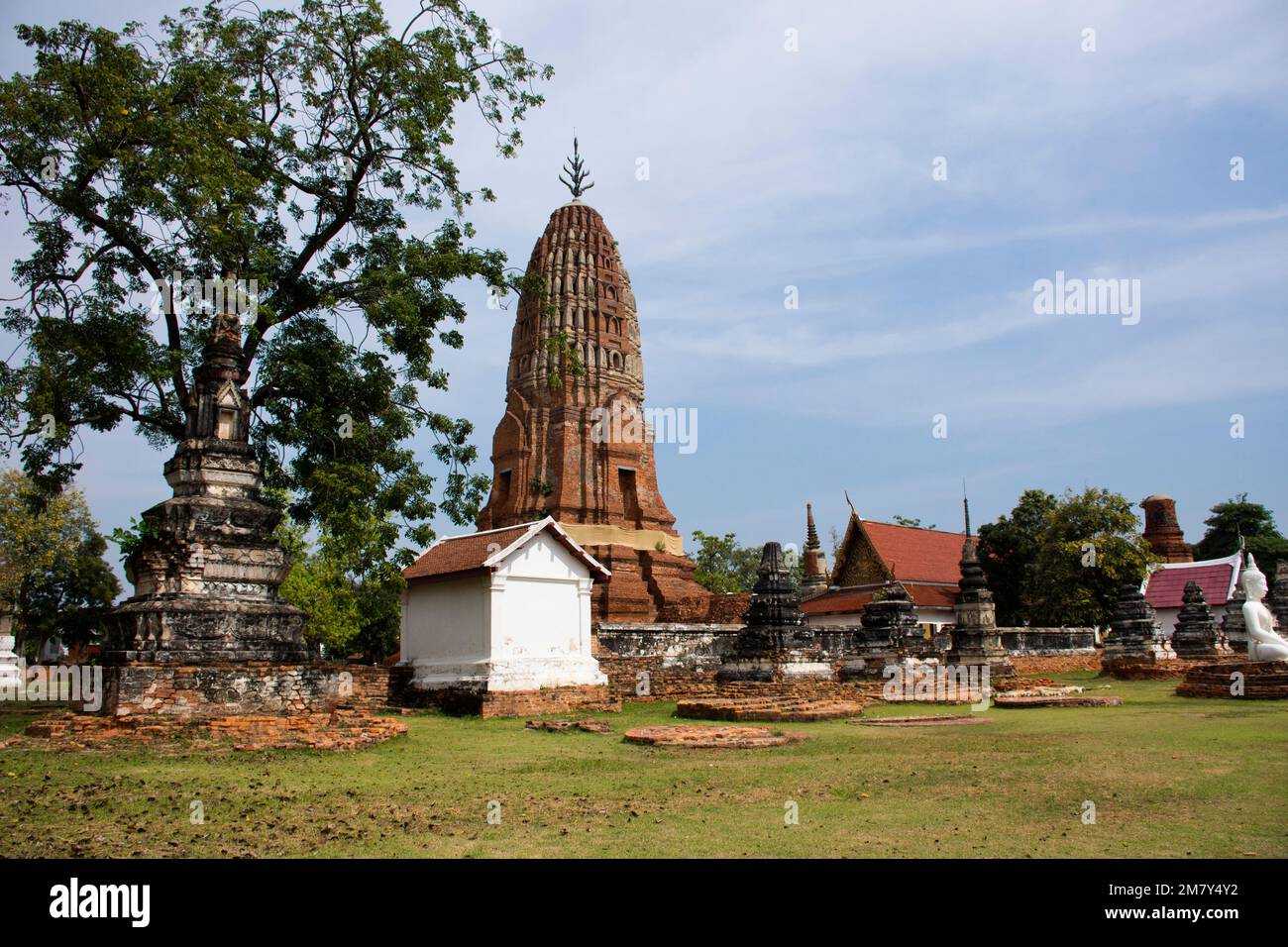 Ancient stupa ruins chedi prang of Wat Phra Si Rattana Mahathat temple ...