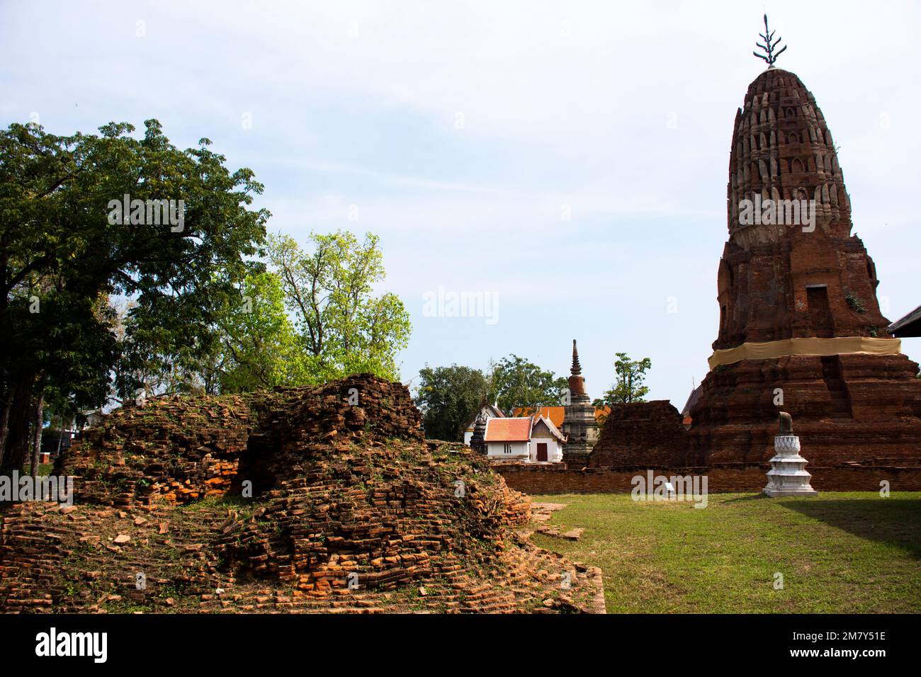 Ancient stupa ruins chedi prang of Wat Phra Si Rattana Mahathat temple ...