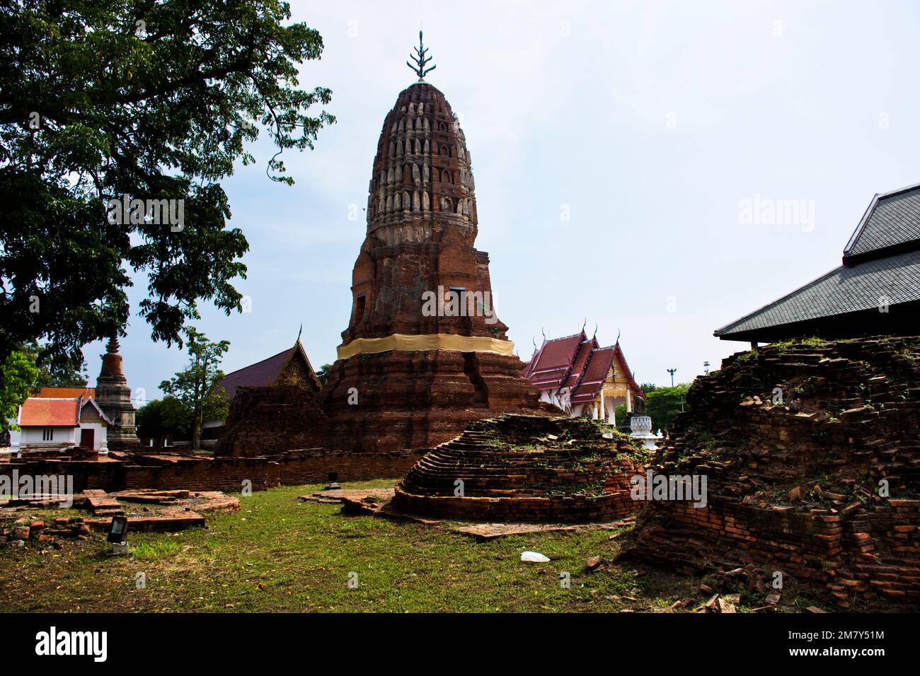 Ancient stupa ruins chedi prang of Wat Phra Si Rattana Mahathat temple ...