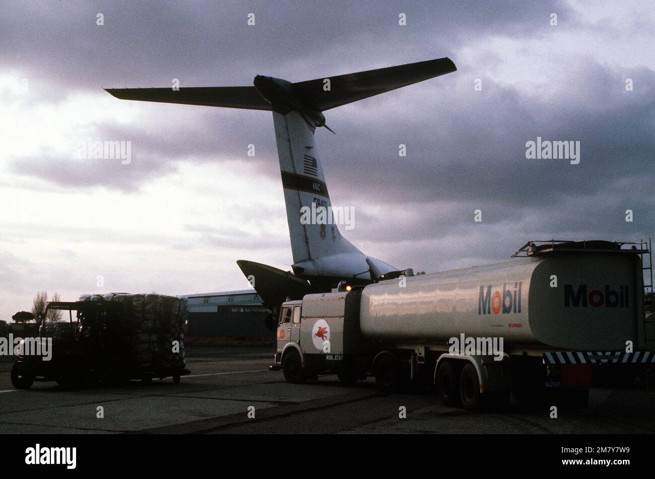 Loading relief supplies hi-res stock photography and images - Alamy