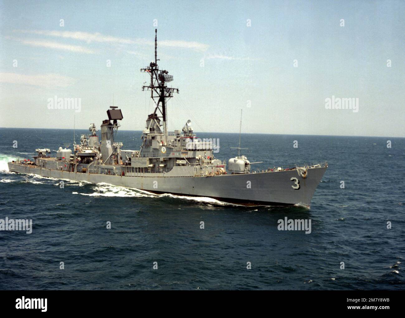 A starboard bow view of the guided missile destroyer USS JOHN KING (DDG ...