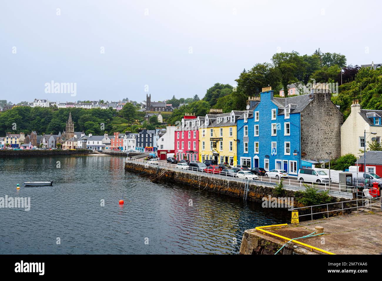 Iconic colourful harbourside buildings and Mishnish Hotel, Tobermoray ...