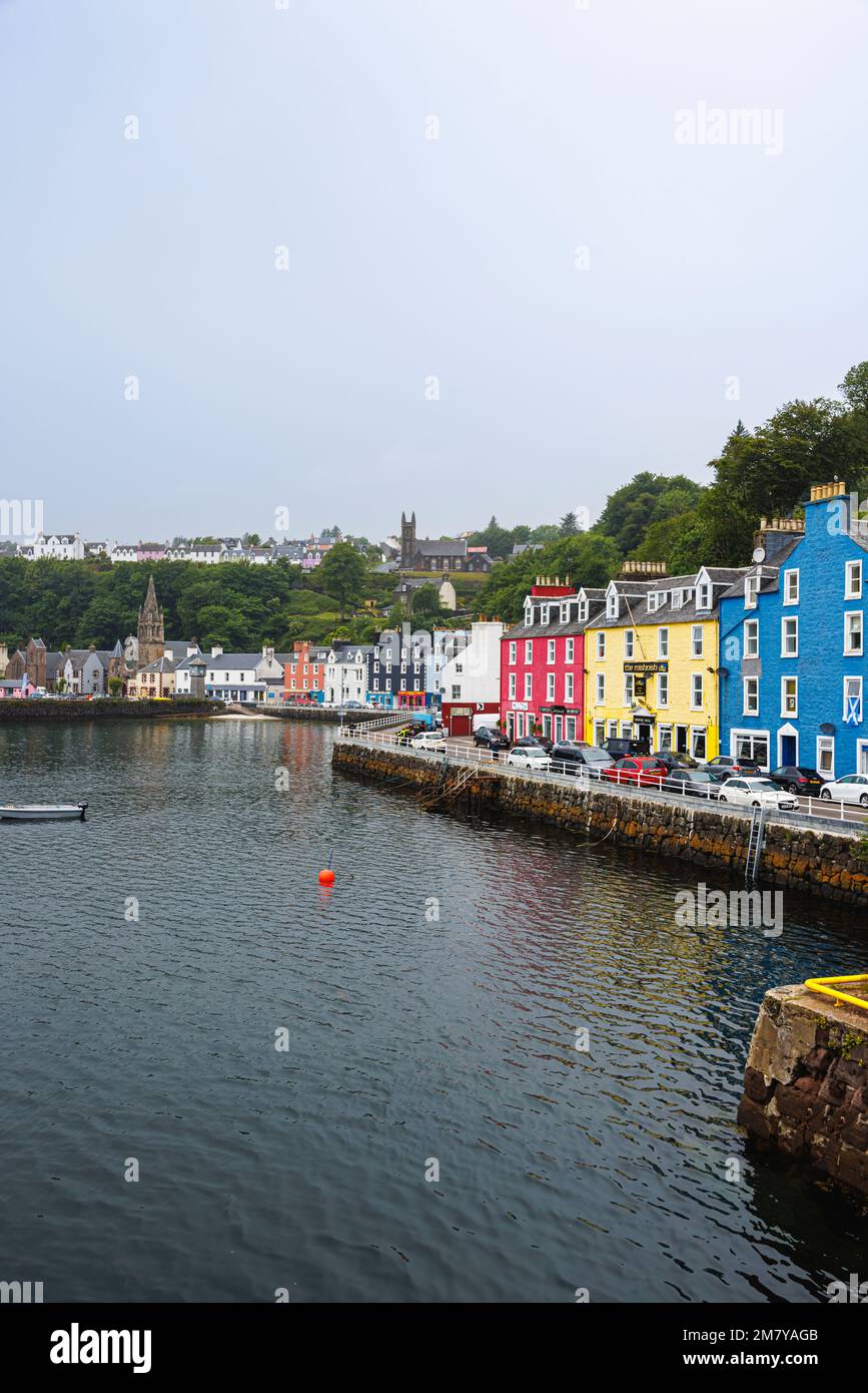 Iconic colourful harbourside buildings and Mishnish Hotel, Tobermoray ...