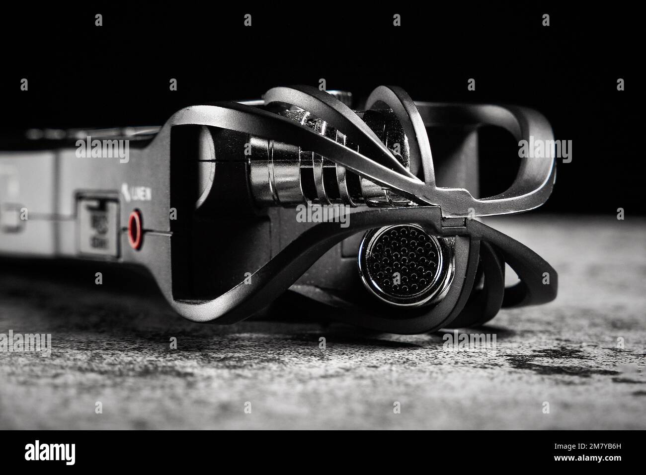 Head view with 2 microphones from ZOOM H1n Handy recorder for mobile ...