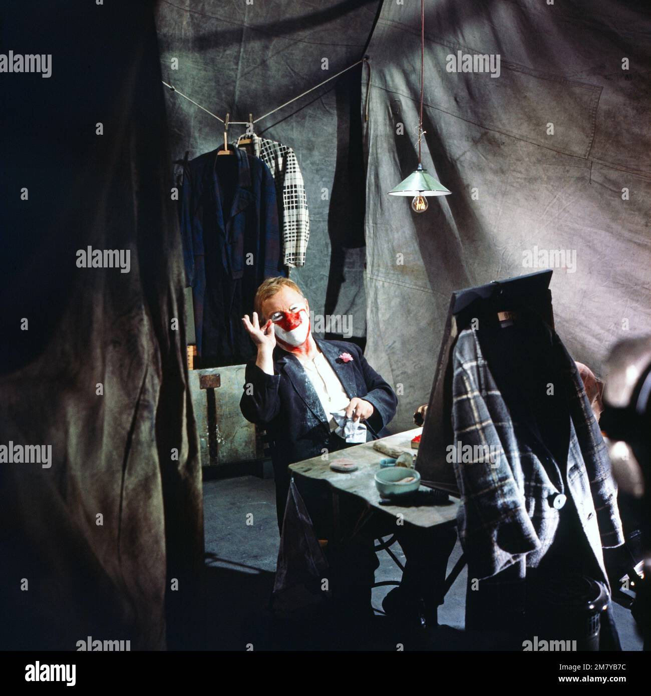 Charlie Rivel, spanischer Clown, in einem Fernsehspecial beim Schminken ...