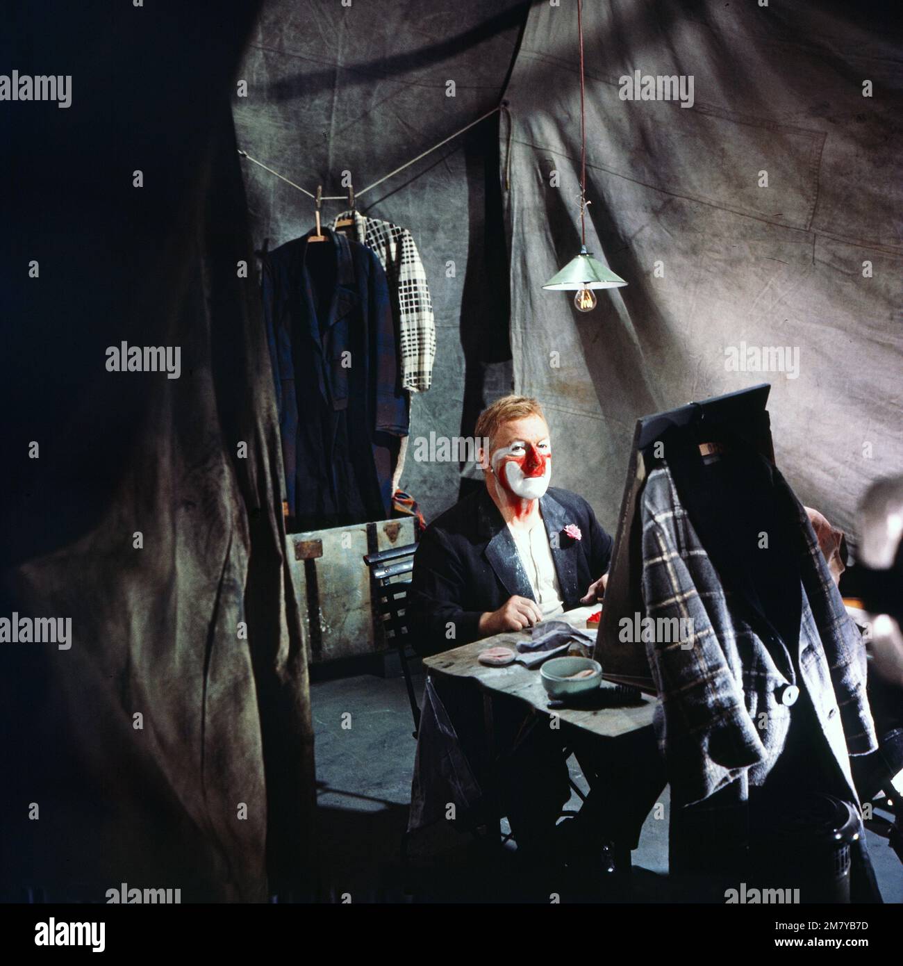 Charlie Rivel, spanischer Clown, in einem Fernsehspecial beim Schminken ...