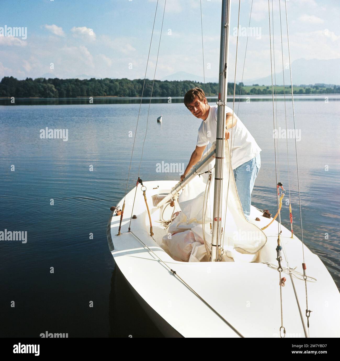 Siegfried Rauch, deutscher Schauspieler, beim Segeln in einer Homestory ...