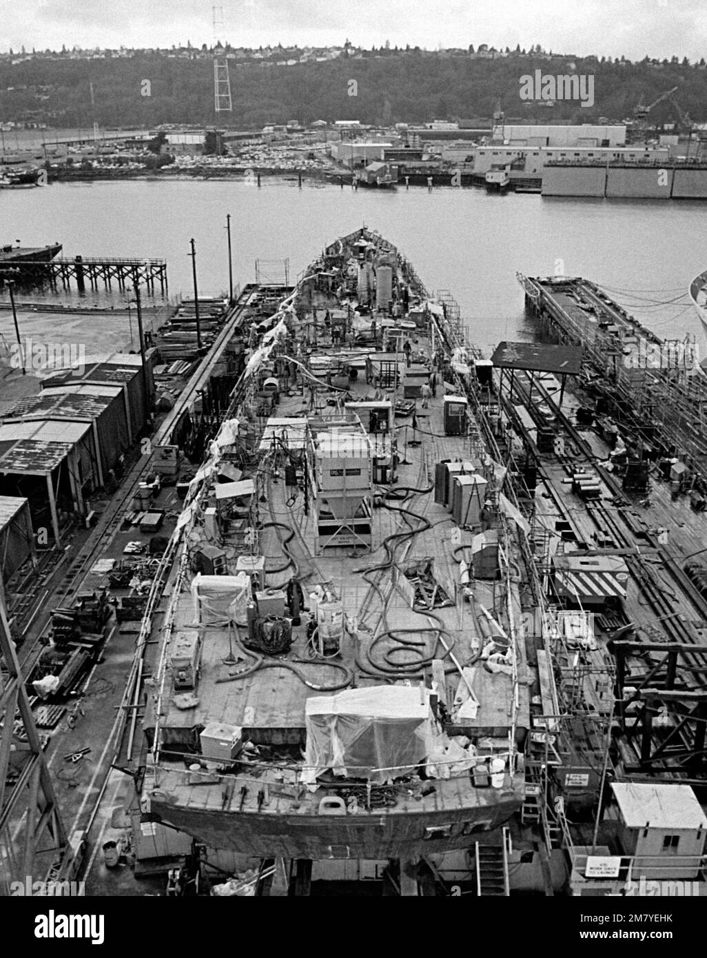 A stern view of the guided missile frigate USS CARR (FFG 52) at 20 ...