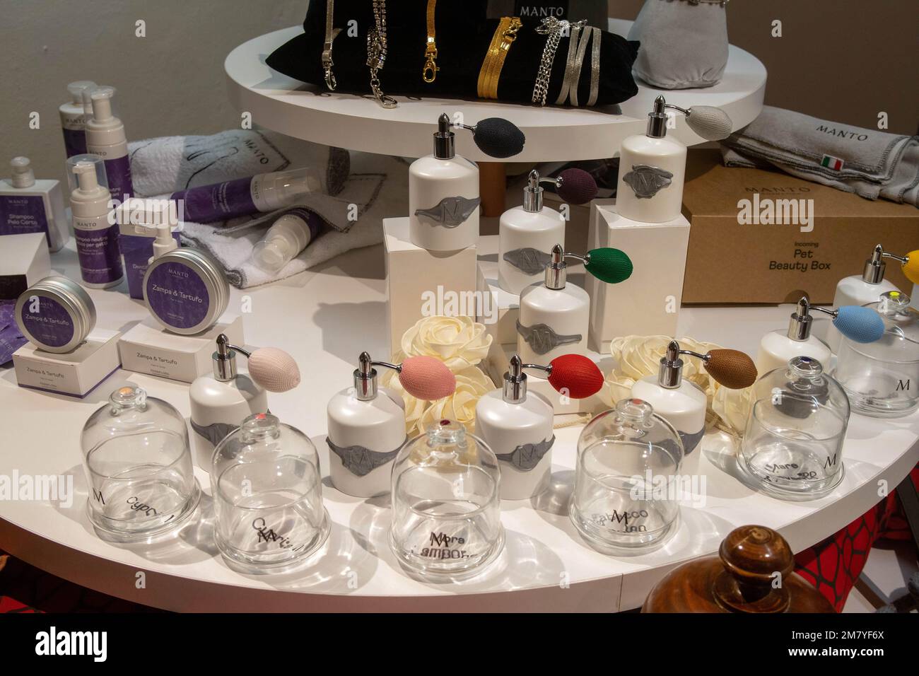 Luxury pets hi-res stock photography and images - Alamy