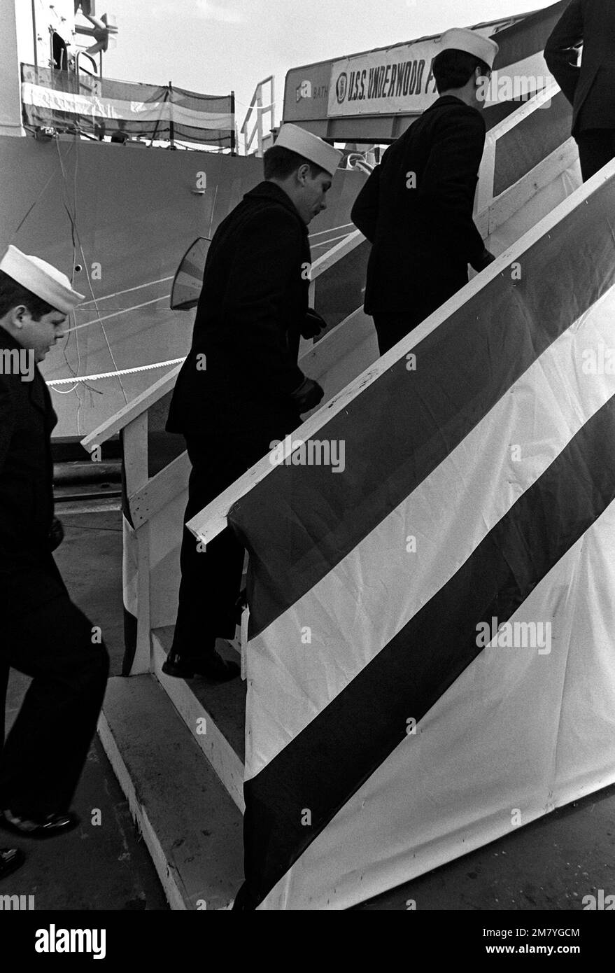 Crewmen go aboard the guided missile frigate USS UNDERWOOD (FFG-36 ...