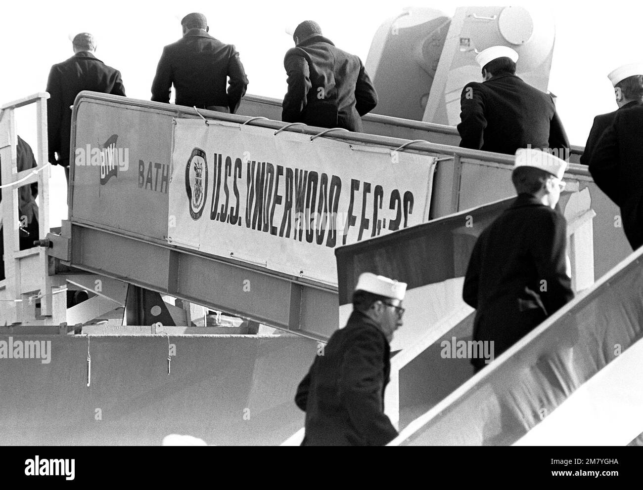 Crewmen go aboard the guided missile frigate USS UNDERWOOD (FFG-36 ...