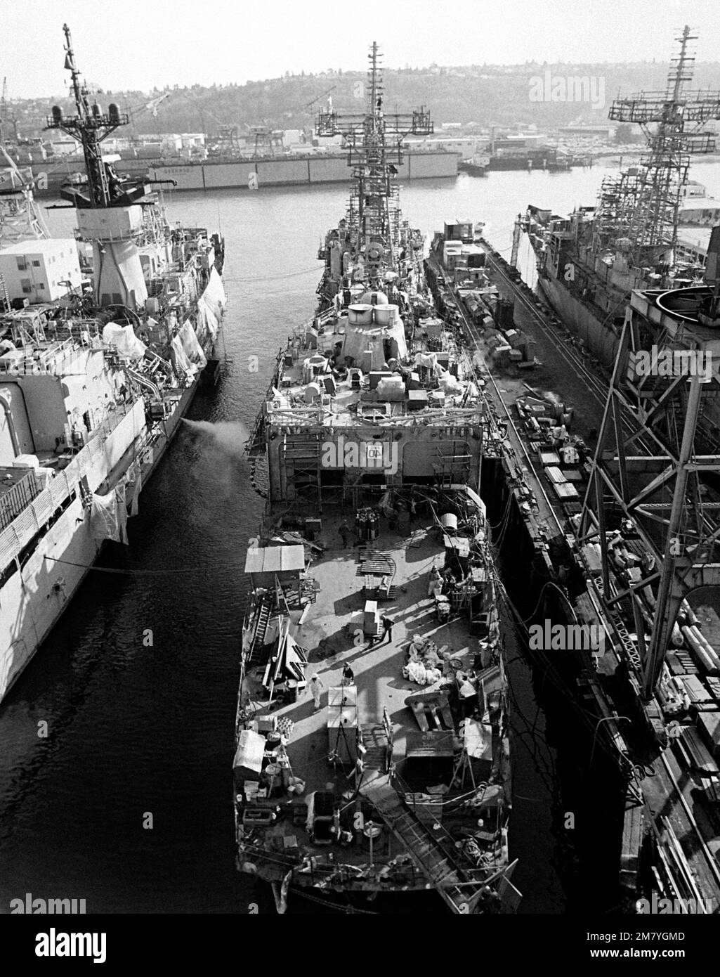 A stern view of the guided missile frigate USS HALYBURTON (FFG 40) at ...