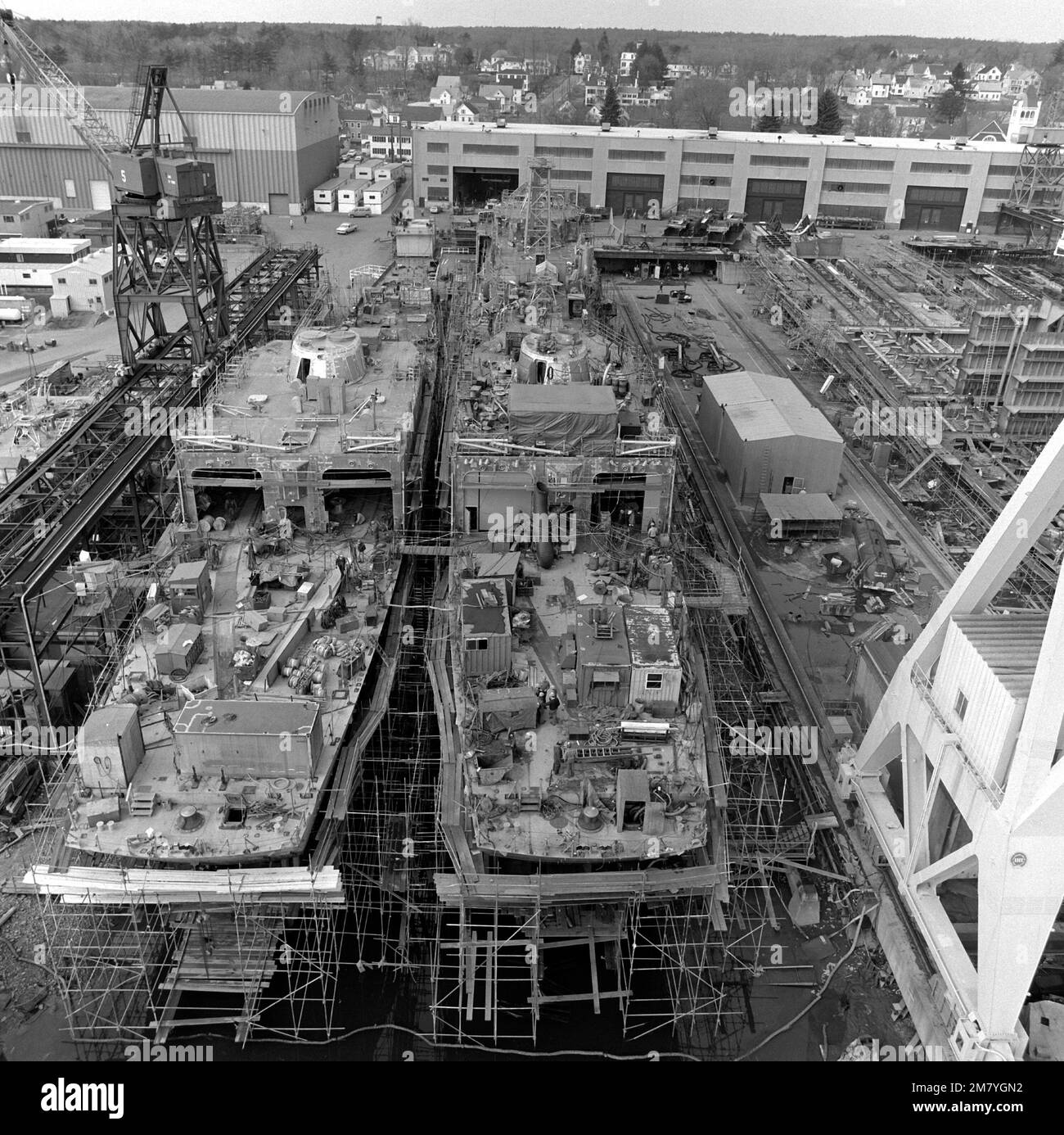 An elevated stern view of the guided missile frigate NICHOLAS (FFG-47 ...